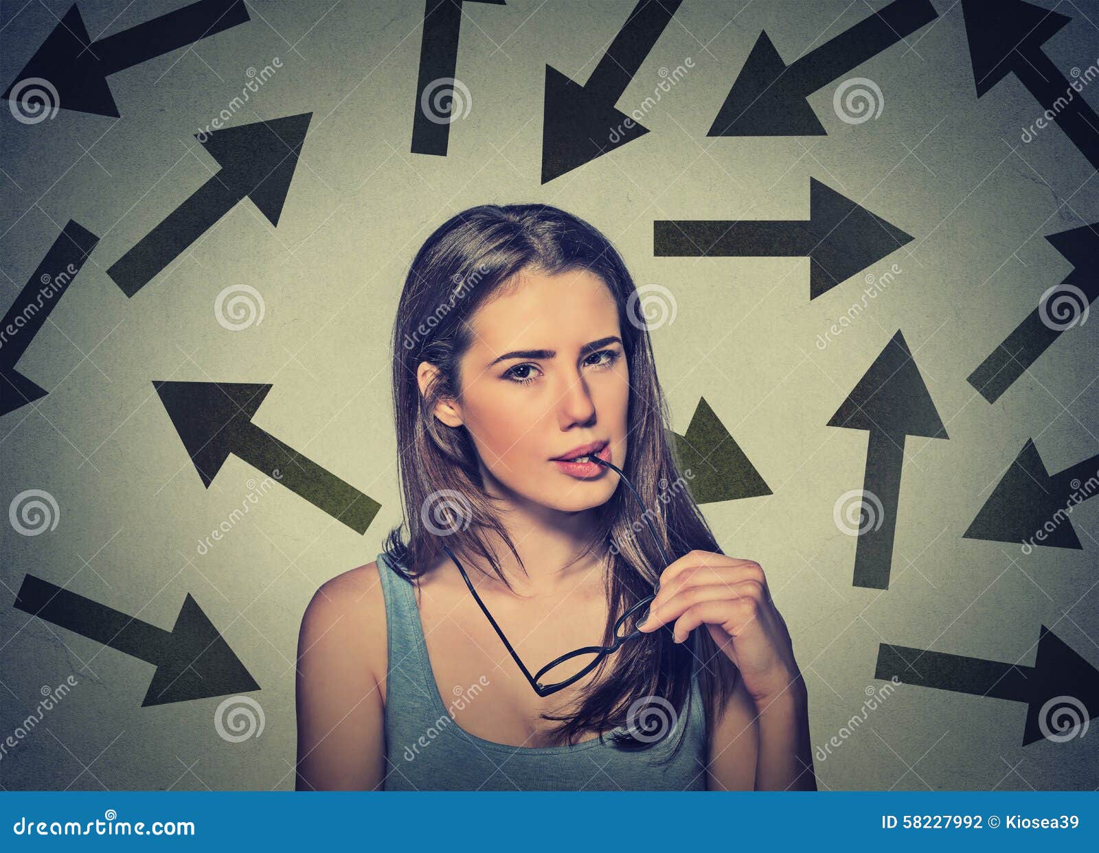 Mujer joven dudosa foto de archivo. Imagen de potencia - 58227992