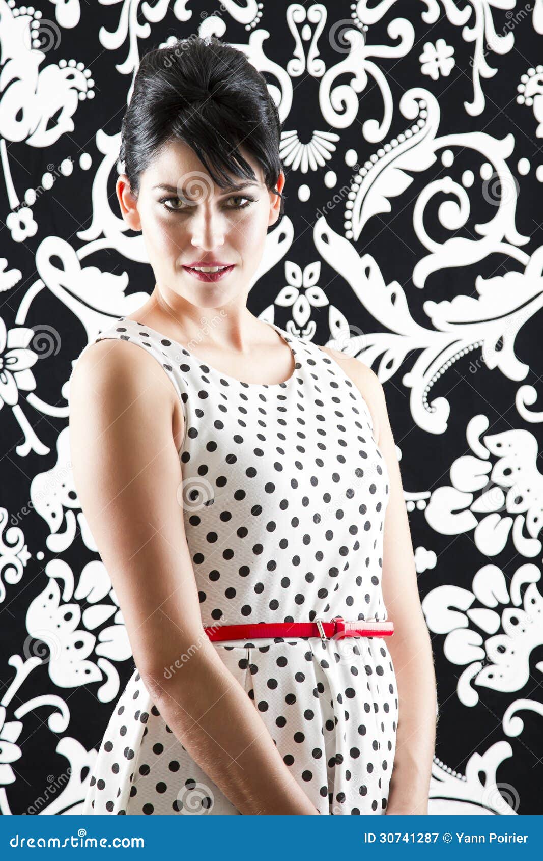 Mujer joven elegante imagen de archivo. Imagen de negro - 30741287