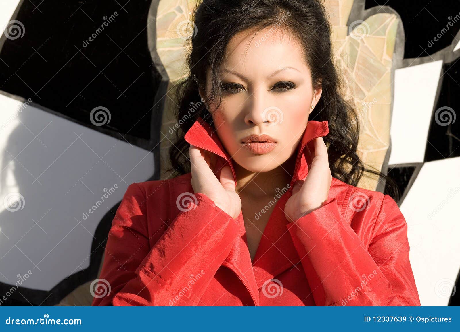 Mujer Joven En La Capa Roja Imagen de archivo - Imagen de sentada, rojo ...