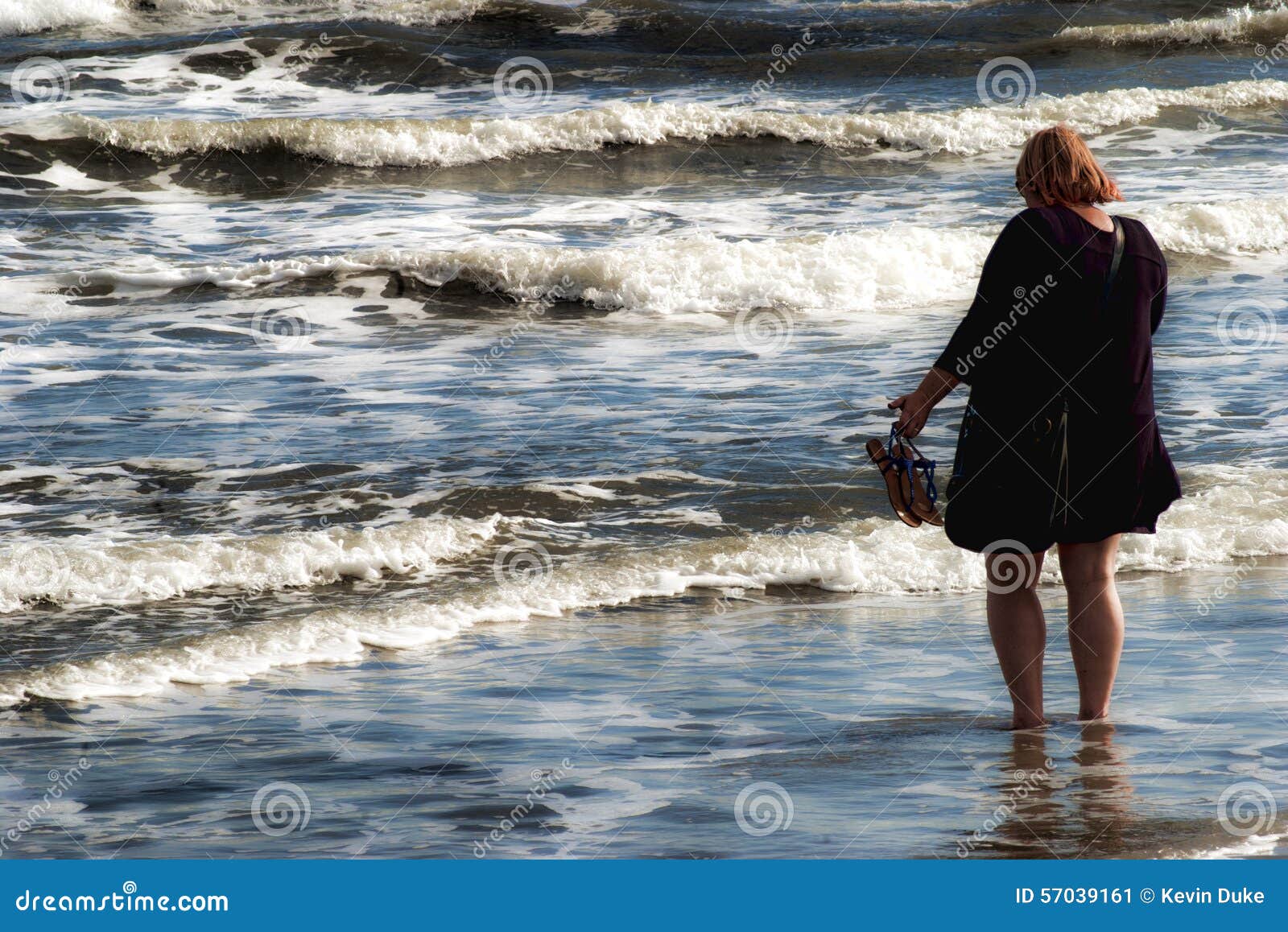 Mujer Joven En La Playa Imagen De Archivo Imagen De Playa 57039161