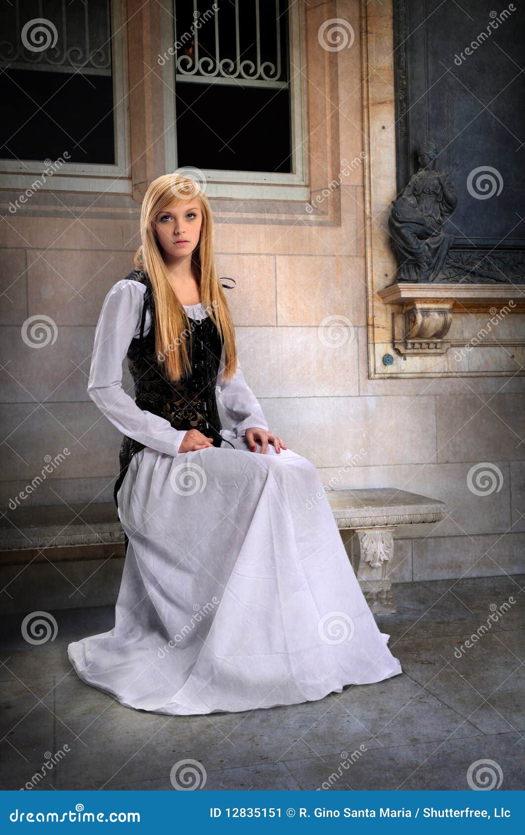 Mujer Joven En La Ropa Del Renacimiento Imagen de archivo - Imagen de ...