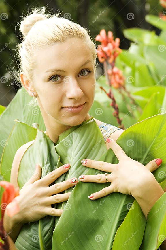Mujer Joven En Parque Foto De Archivo Imagen De Follaje 33581348