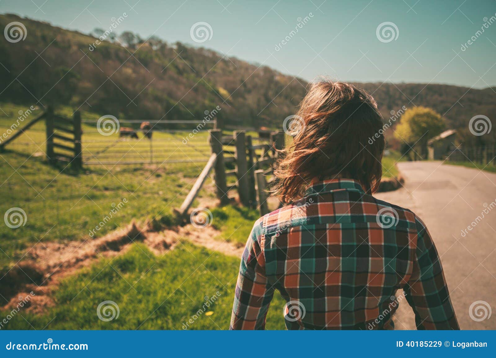 Mujer joven en un rancho imagen de archivo. Imagen de cielo - 40185229