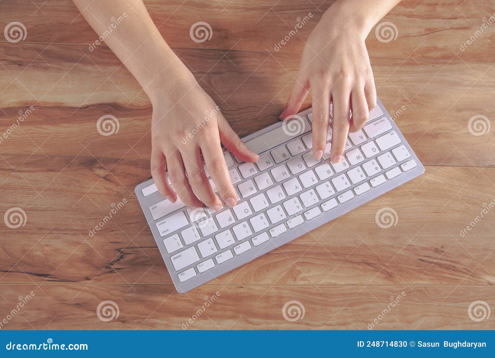 Mujer Joven Escribiendo En El Teclado Foto de archivo - Imagen de ...