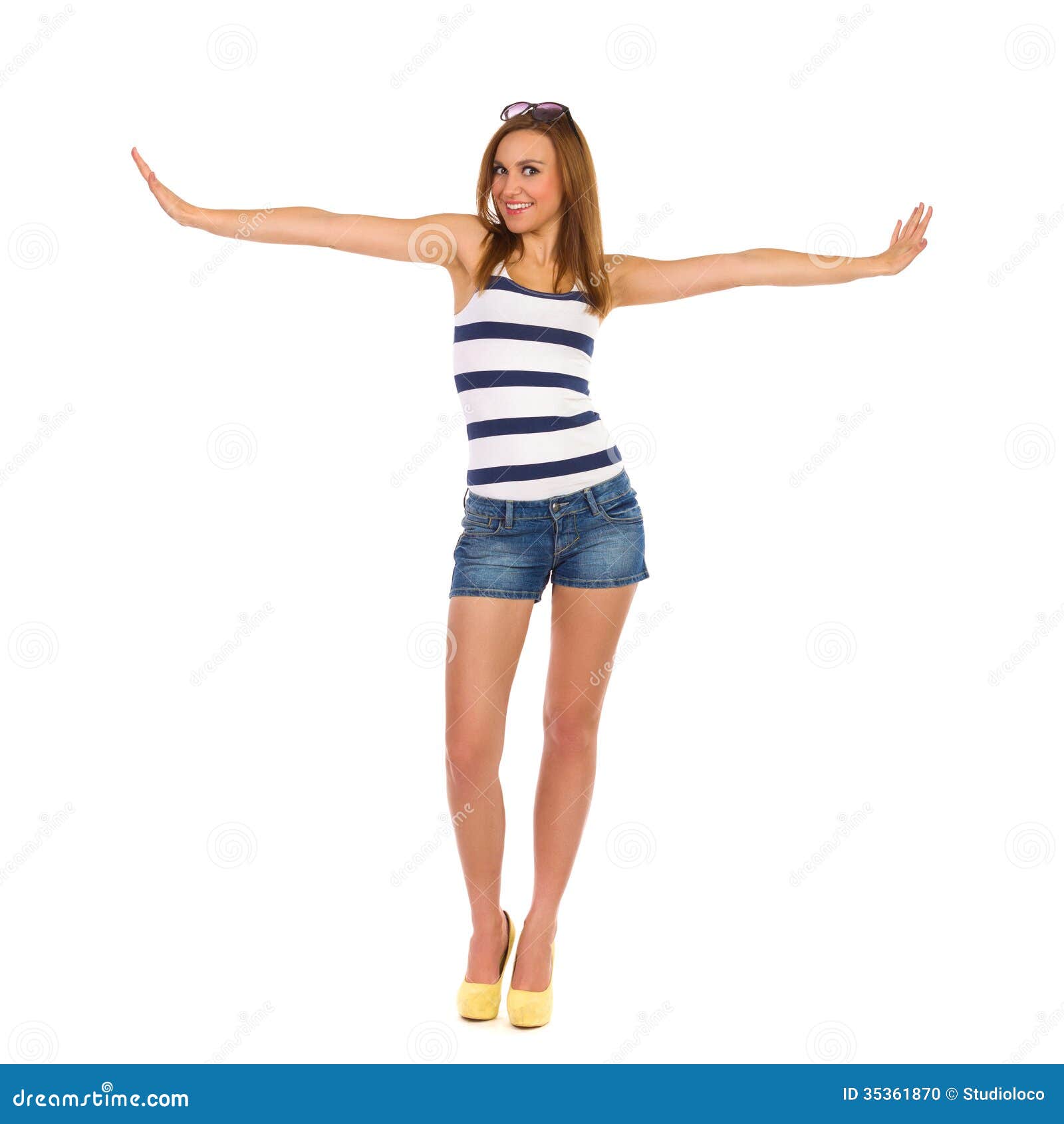 Mujer Joven Feliz Con Los Brazos Extendidos. Foto de archivo - Imagen ...