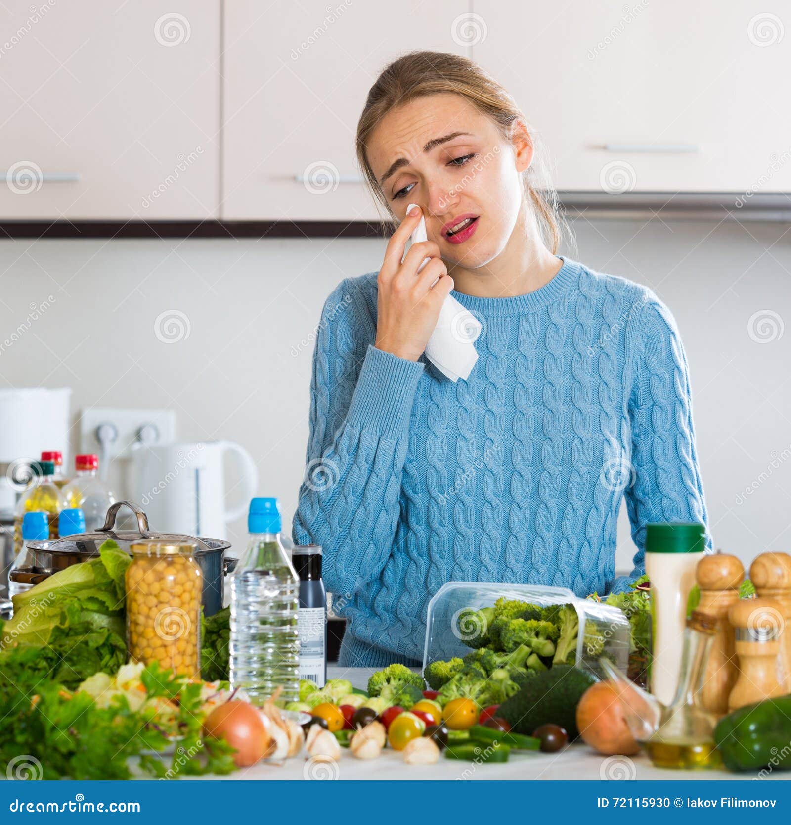 Mujer Joven Frustrada Cansada Para Cocinar La Cena Foto de archivo ...