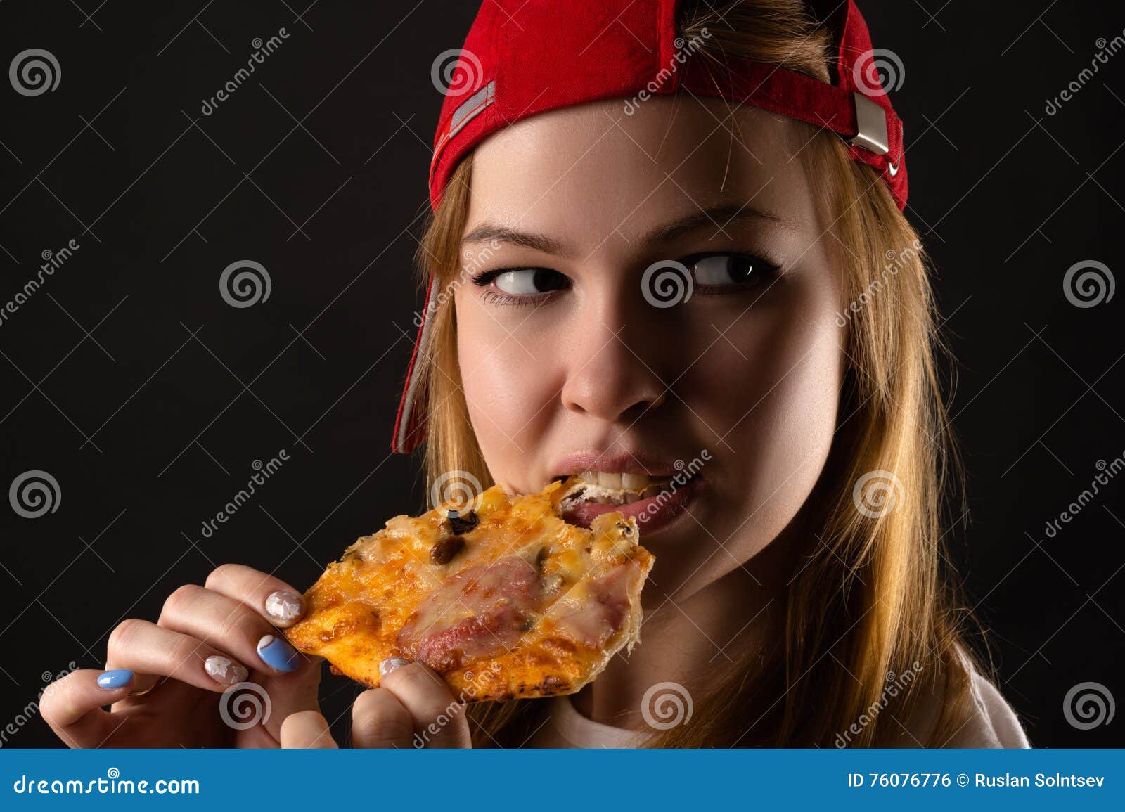 Mujer Joven Hambrienta Que Come La Pizza Foto de archivo - Imagen de ...