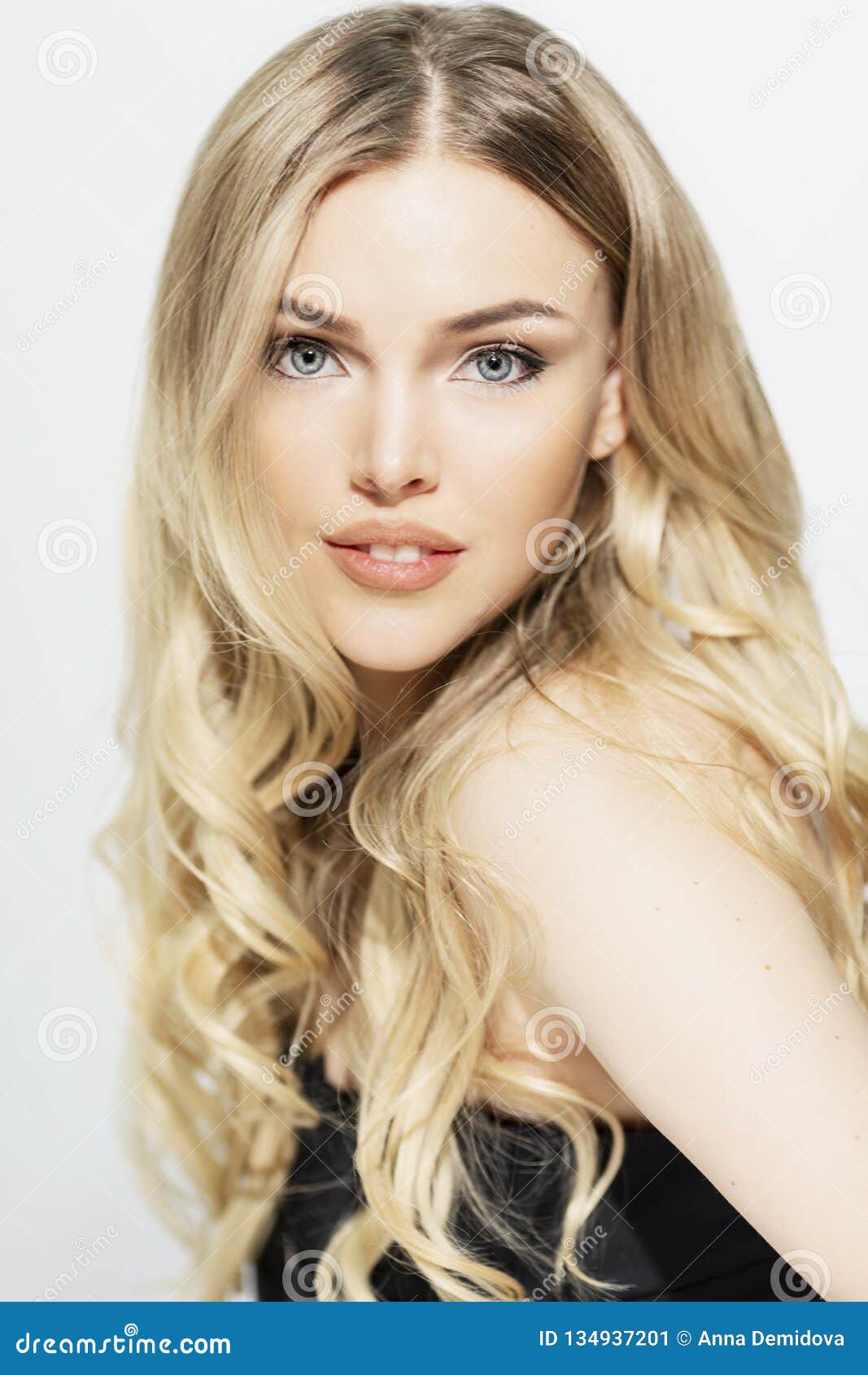 Mujer Joven Hermosa Con El Pelo Rubio Largo Retrato Vertical Imagen De Archivo Imagen De