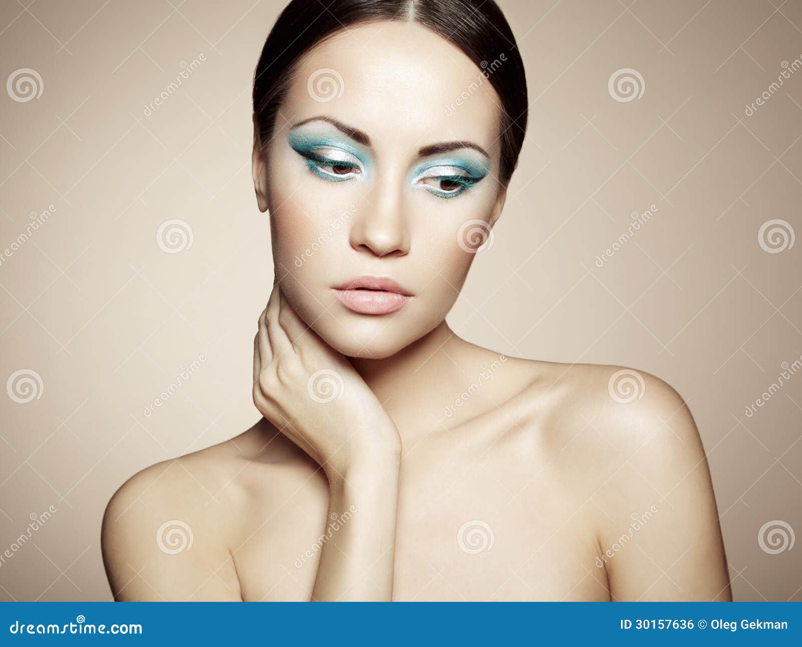Mujer Joven Hermosa Con Maquillaje Brillante Foto De Archivo Imagen De Manera Maquillaje