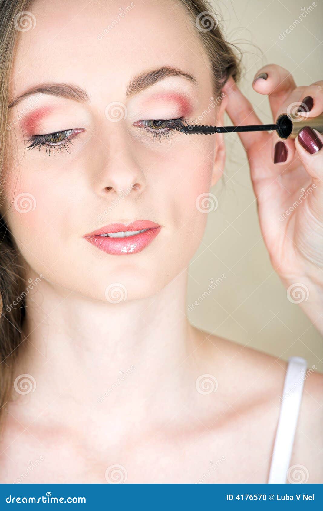 Mujer Joven Hermosa Con Maquillaje Natural Foto de archivo - Imagen de ...