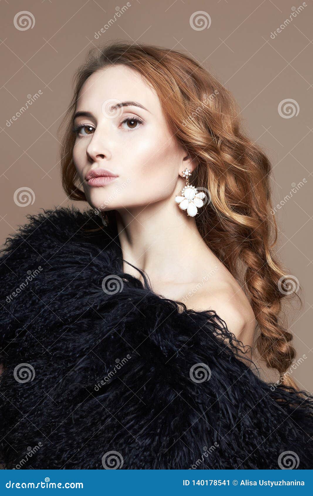 Mujer Joven Hermosa En La Piel Peinado Rizado Imagen De Archivo Imagen De Arte Aguja 140178541