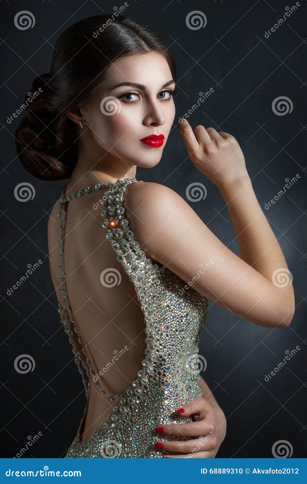 Mujer Joven Hermosa En Un Cristal Del Vestido De Noche Belleza Perfecta Labios Rojos
