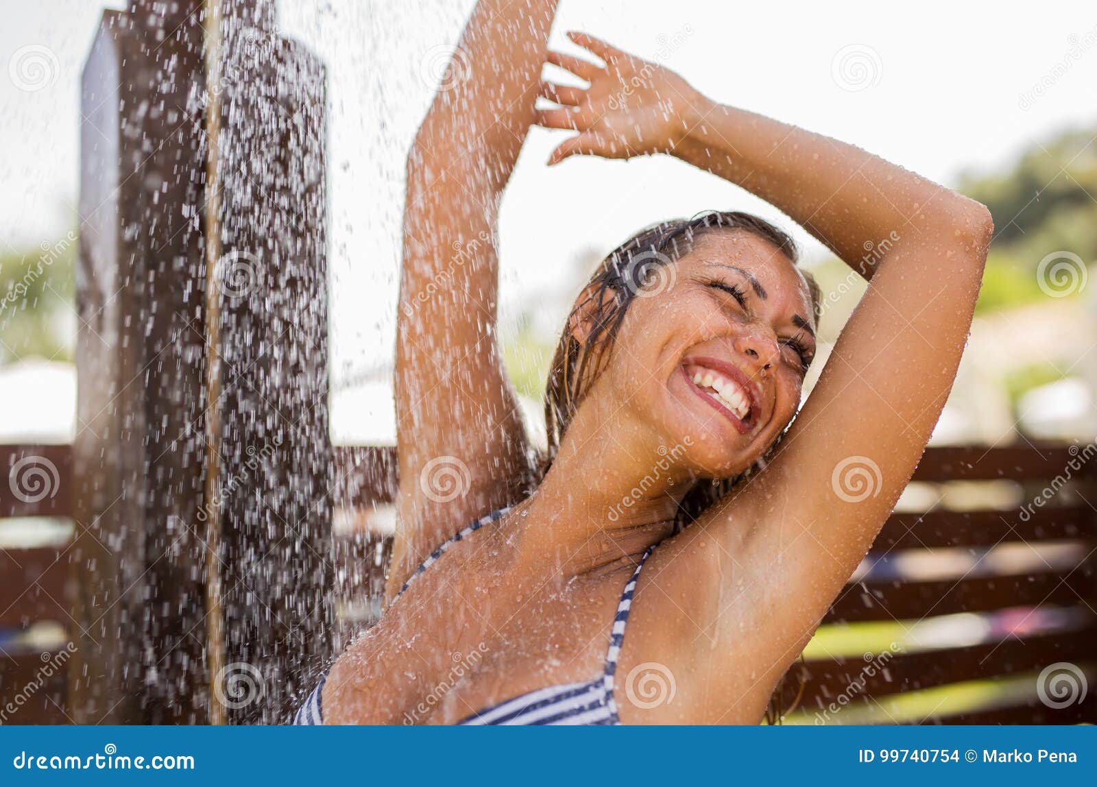 Mujer Joven Hermosa Que Toma Una Ducha Afuera Foto De Archivo Imagen