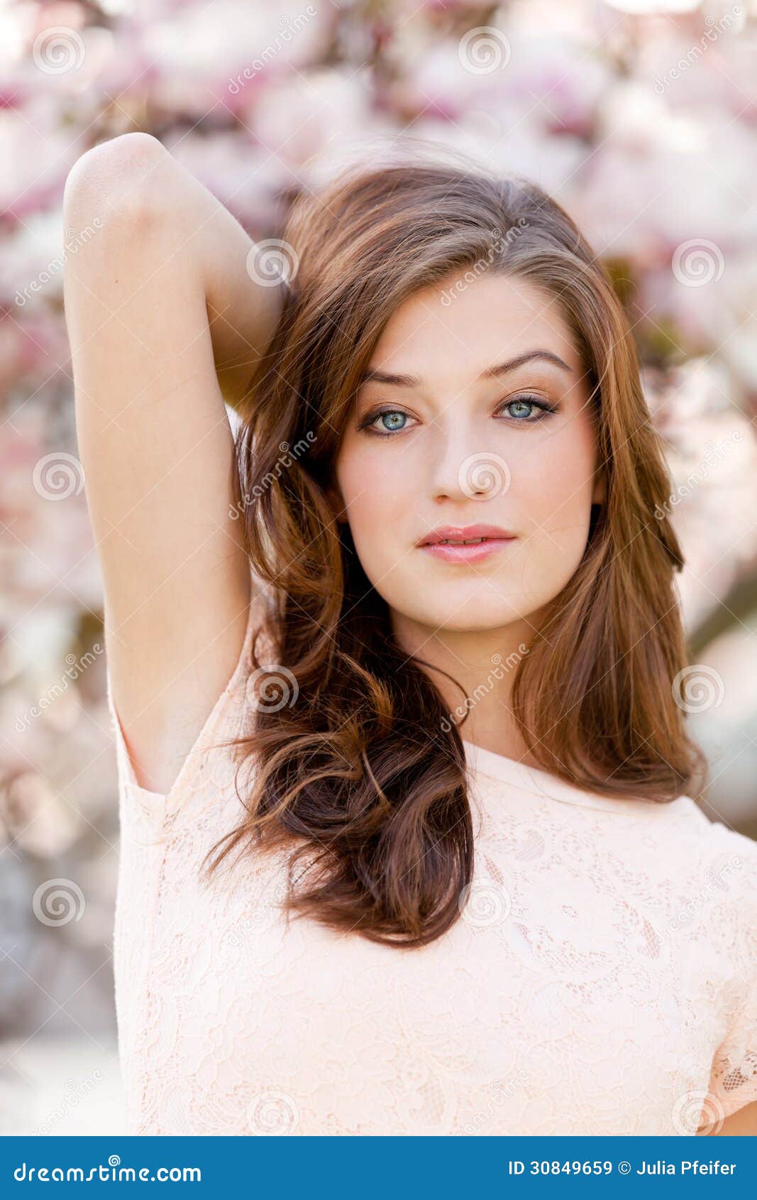 Mujer Joven Hermosa Y Magnolia Rosada Imagen de archivo - Imagen de ...