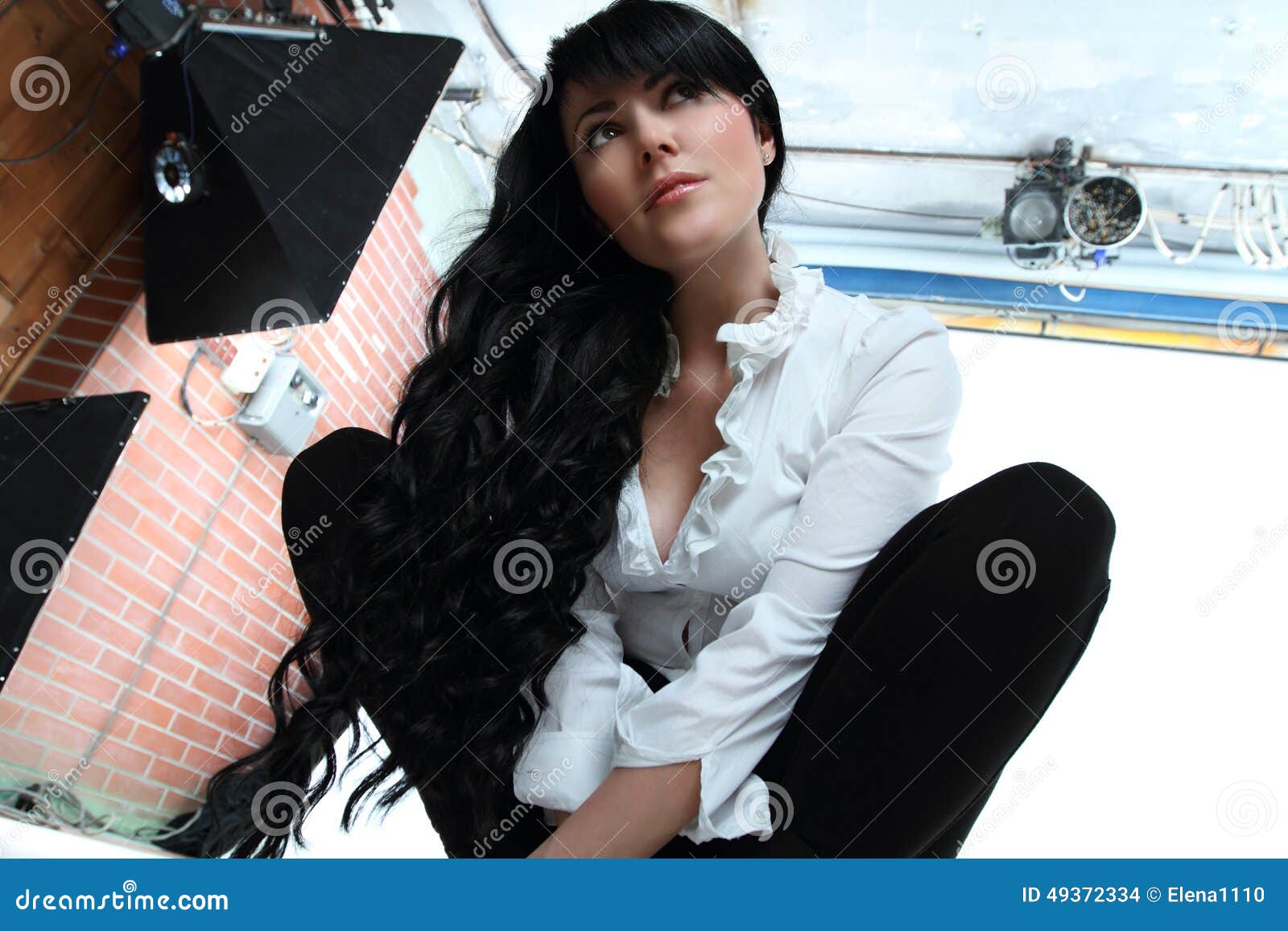 Mujer joven imponente foto de archivo. Imagen de persona - 49372334