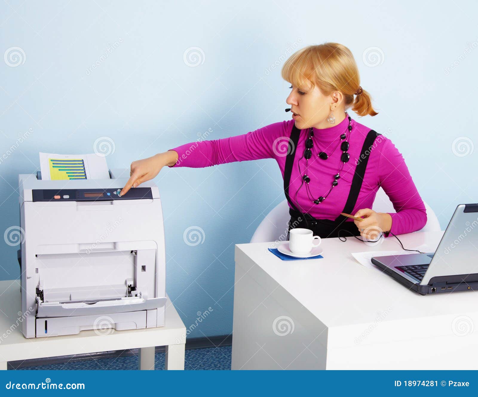 Mujer Joven - La Secretaria Imprime Un Documento Imagen de archivo ...