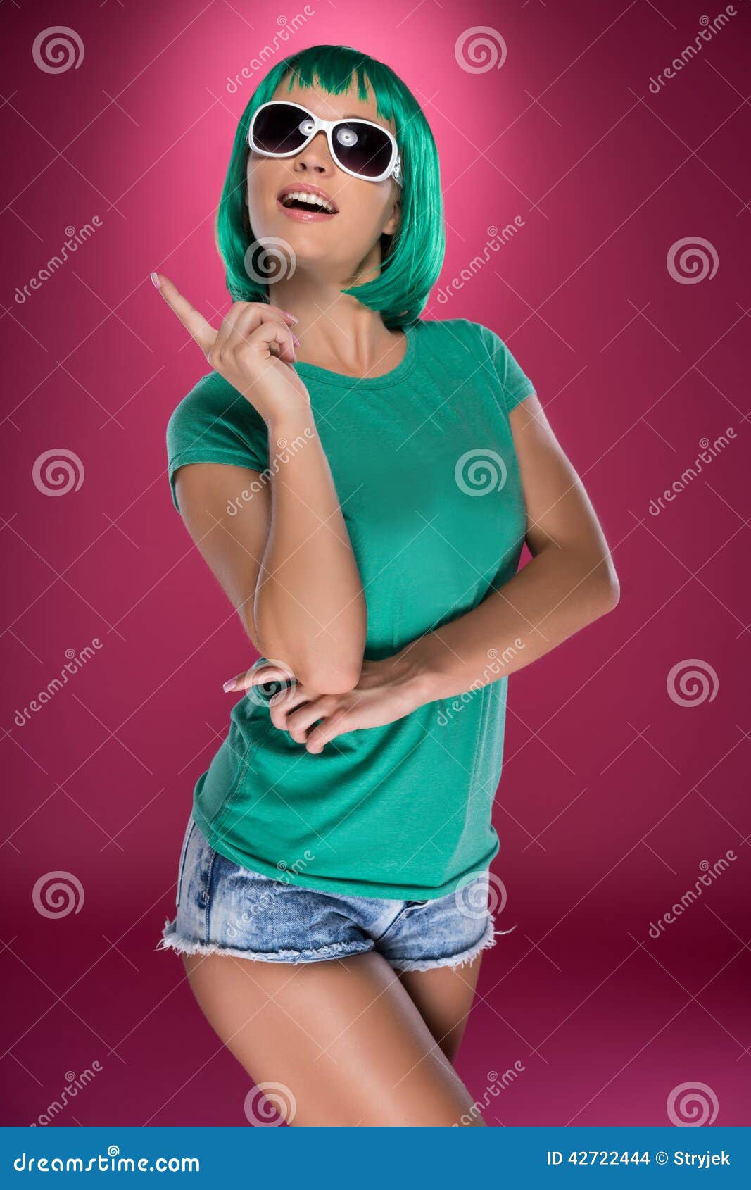 Mujer Joven Moderna De Moda Que Destaca Foto de archivo - Imagen de ...