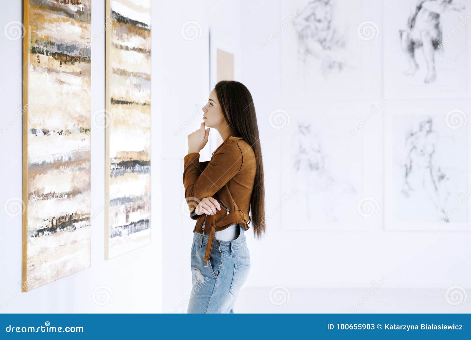Mujer Joven Observando La Pintura Imagen de archivo - Imagen de ...