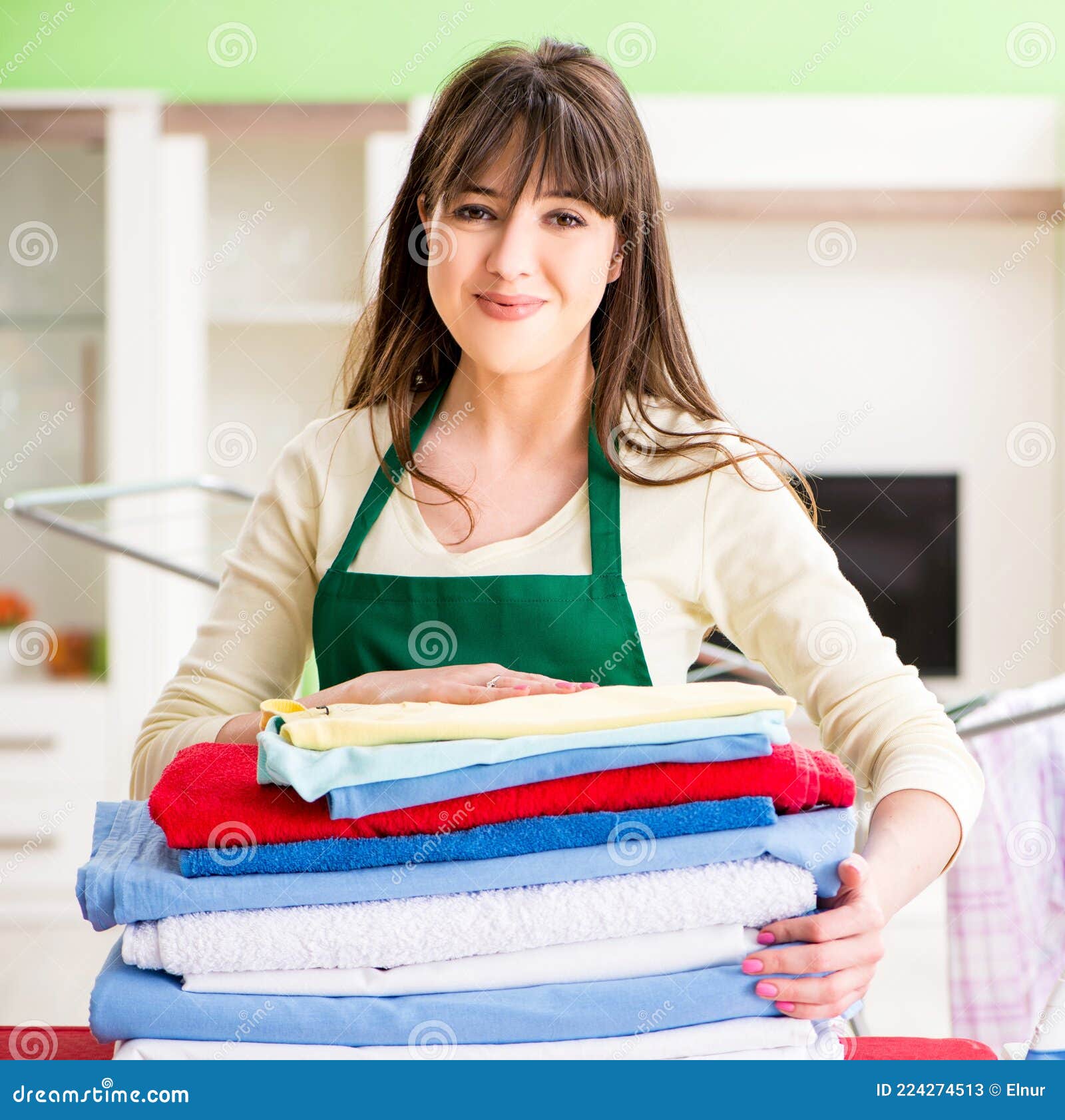 Mujer Joven Planchando Ropa En Casa Imagen de archivo - Imagen de ...