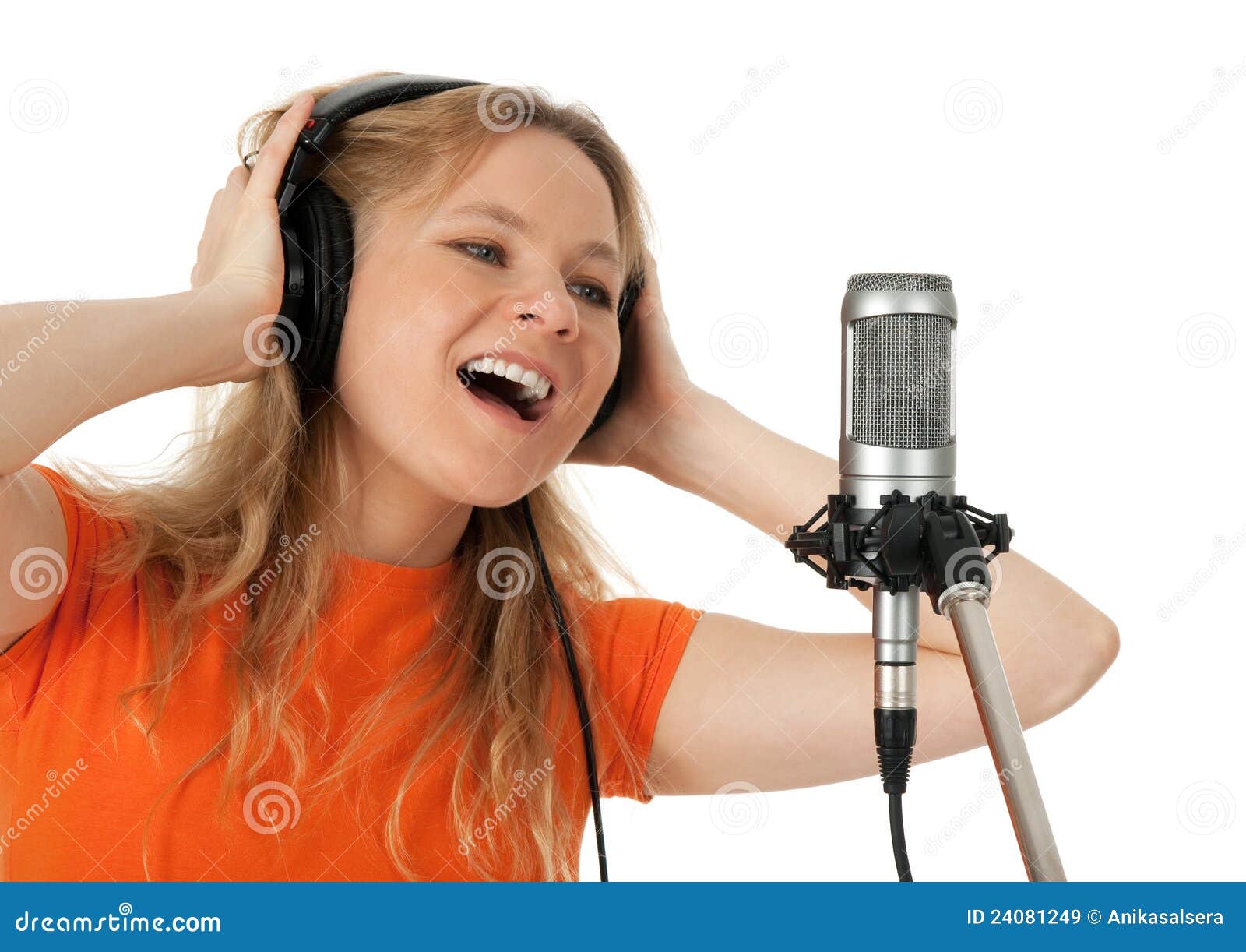Mujer Joven Que Canta Con El Micrófono Imagen de archivo - Imagen de ...
