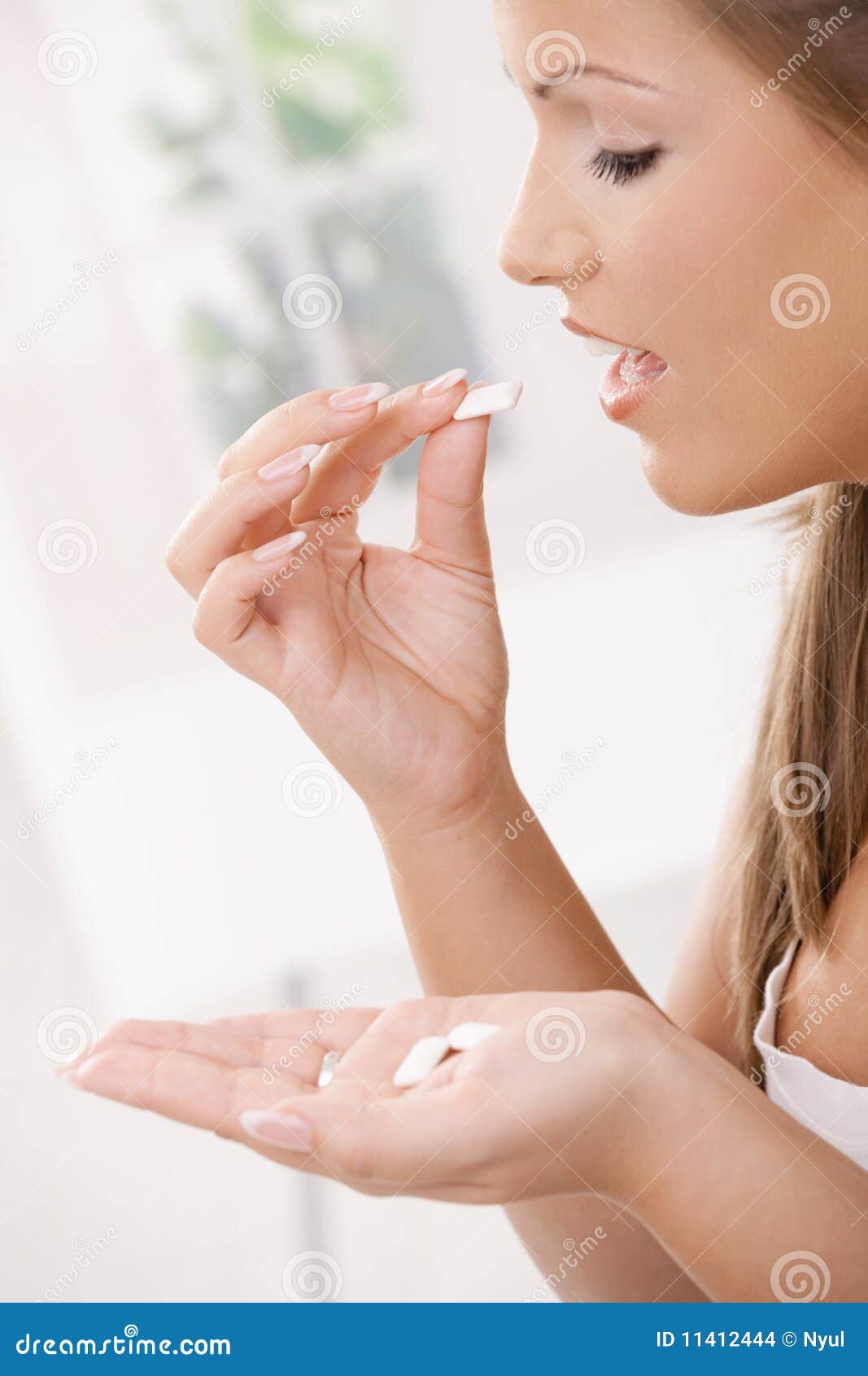 Mujer Joven Que Come El Chicle Foto de archivo - Imagen de color ...