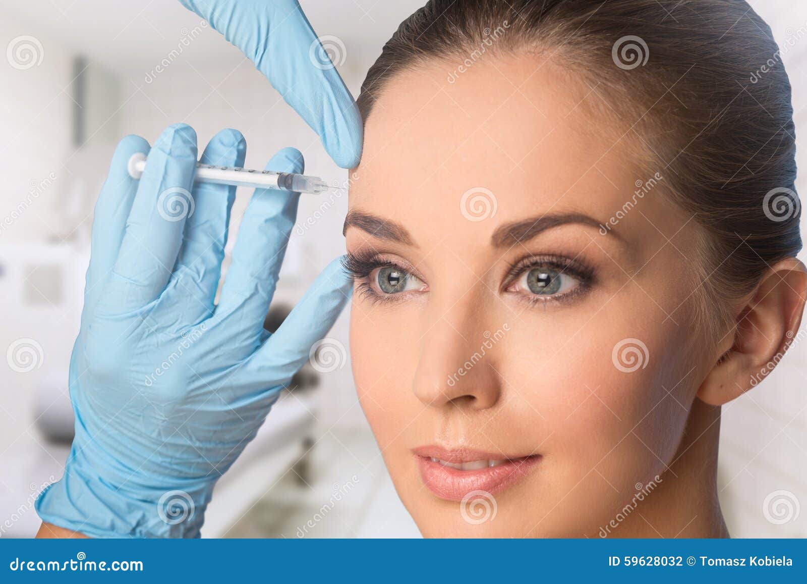 Mujer Joven Que Consigue BOTOX® Inyecciones Foto de archivo - Imagen de ...