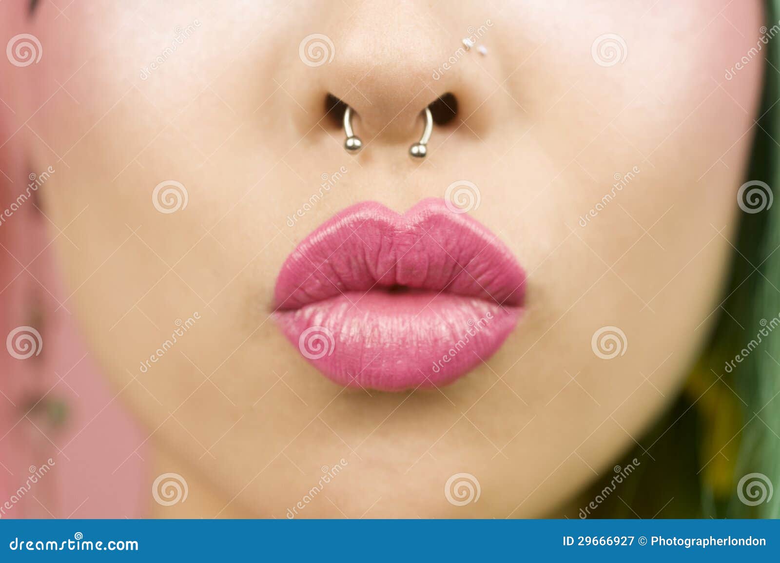 Mujer Joven Que Frunce Sus Labios Fotos De Stock - Download 62 Fotos ...