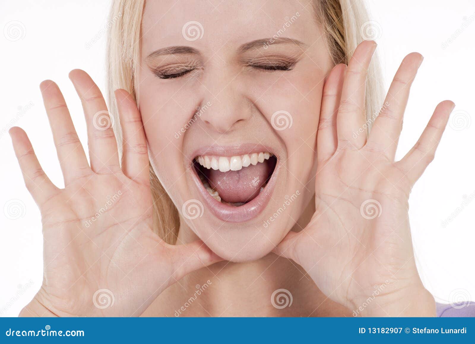 Mujer joven que grita imagen de archivo. Imagen de cierre - 13182907