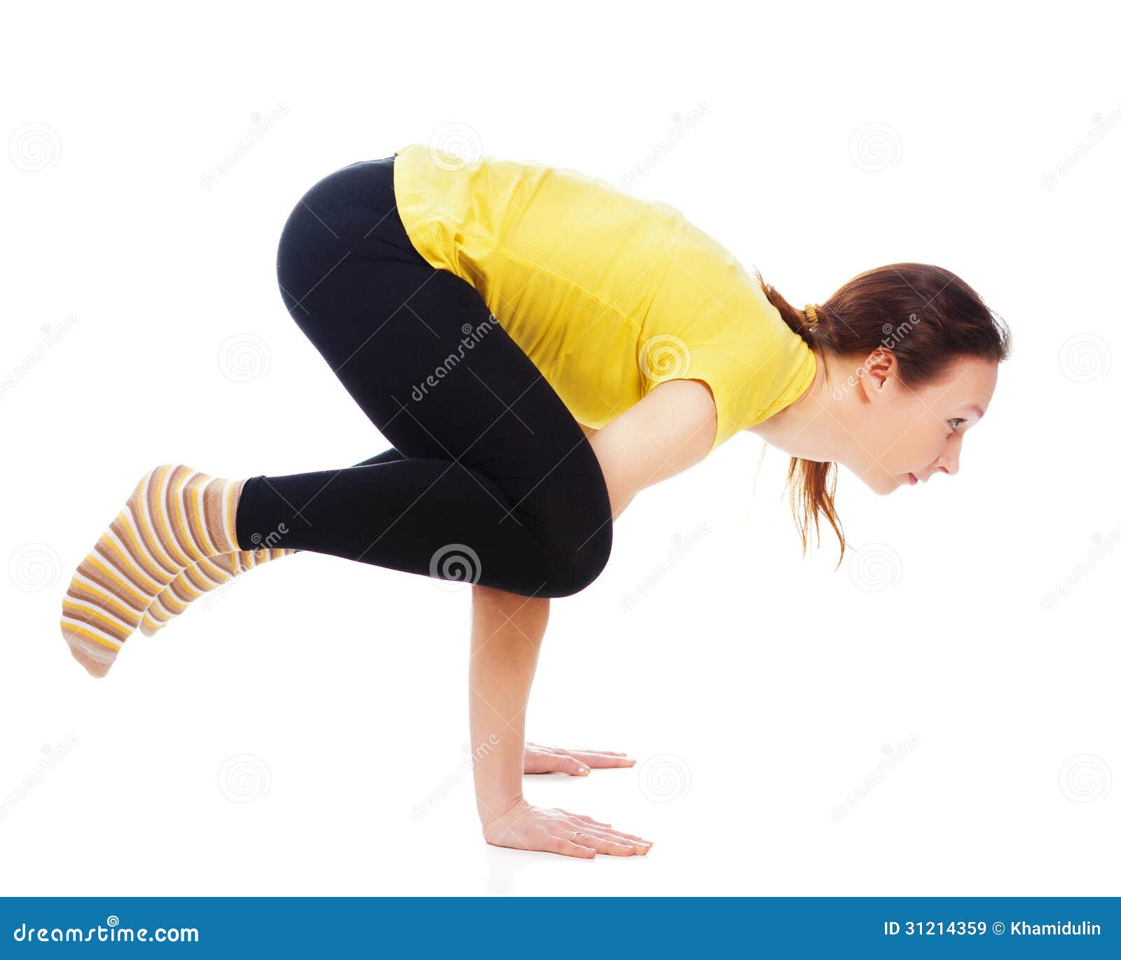 Mujer Joven Que Hace Ejercicio De La Yoga Imagen de archivo - Imagen de ...