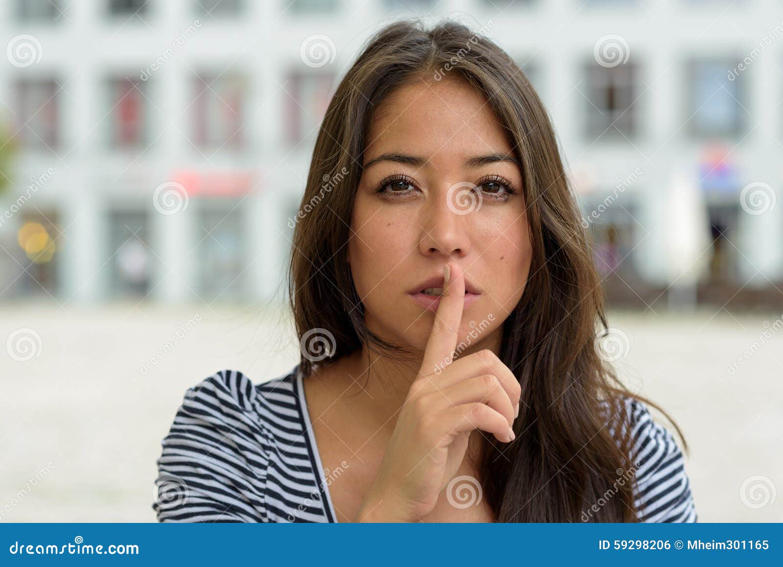 Mujer Joven Que Hace Un Gesto Que Hace Callar Foto de archivo - Imagen ...