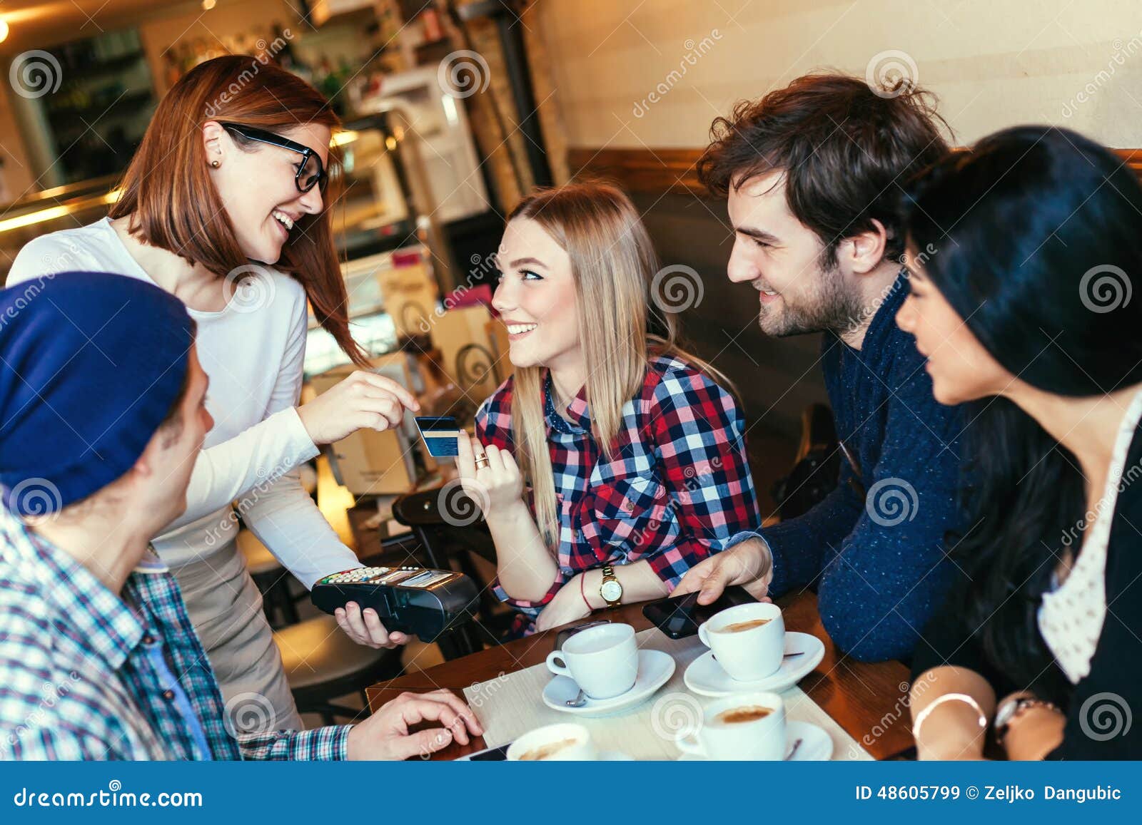 Mujer Joven Que Paga A Bill By Credit Card Imagen De Archivo Imagen De Amigos Café 48605799