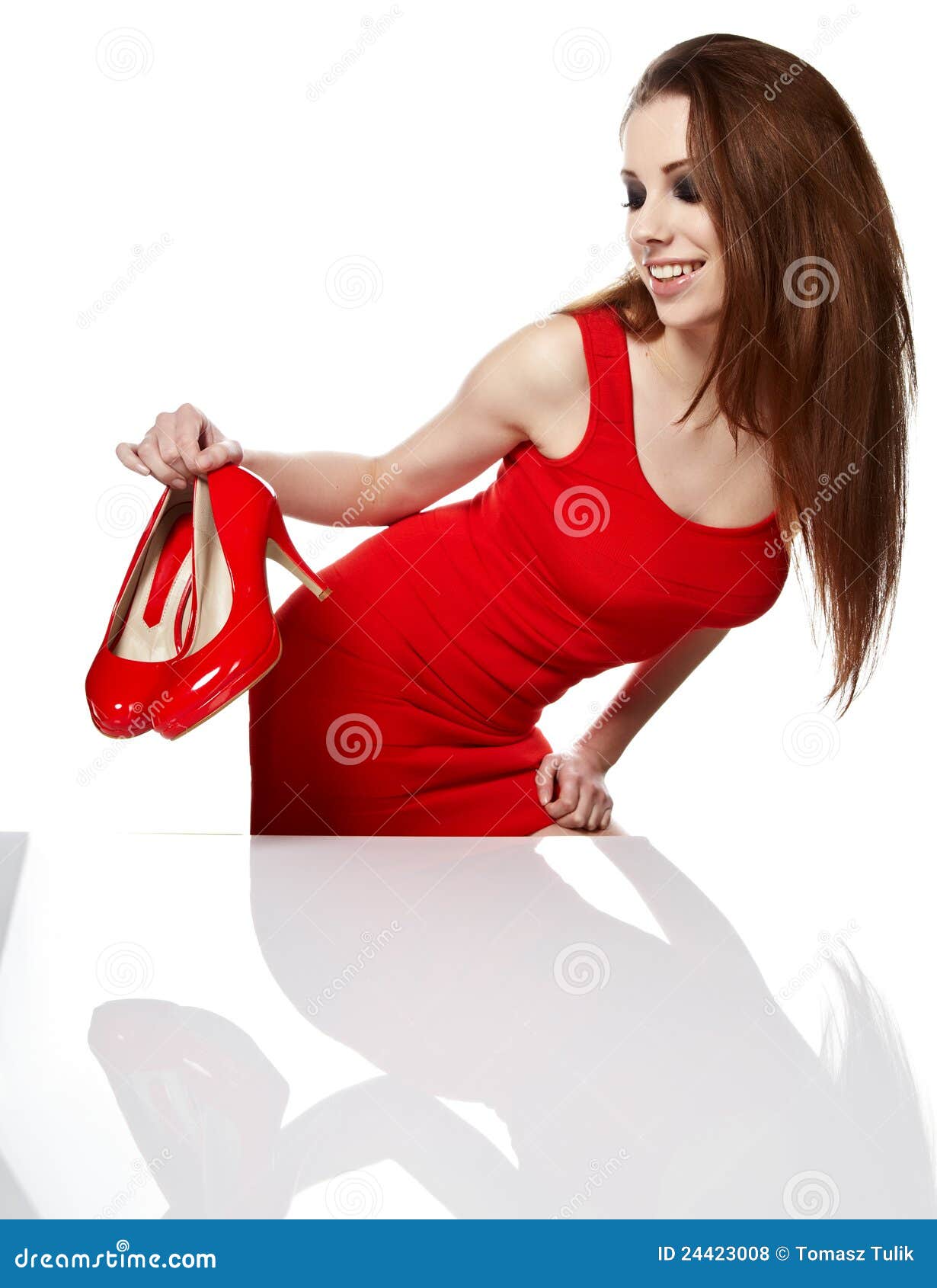 Mujer Joven Que Sostiene Un Zapato Rojo Foto De Archivo Imagen De