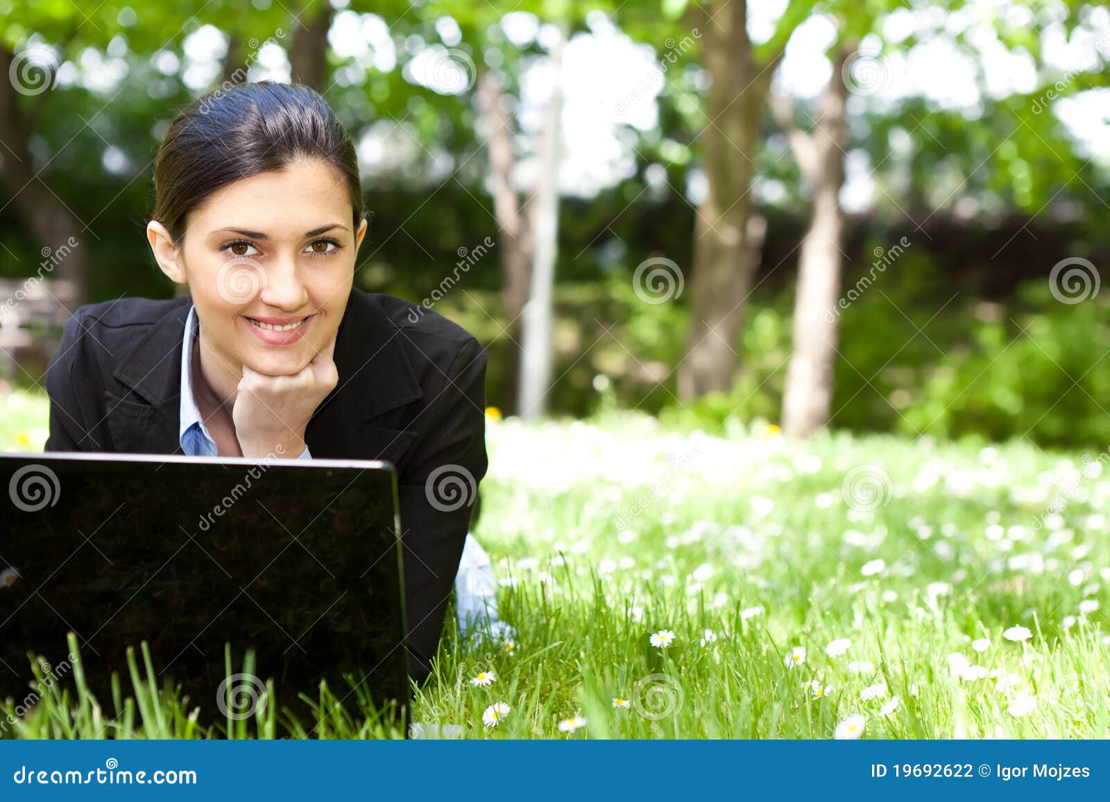 Mujer Joven Que Trabaja En La Computadora Portátil En El Campo Foto de ... Mujer Joven Que Trabaja En La Computadora Portátil En El Campo Foto de ...