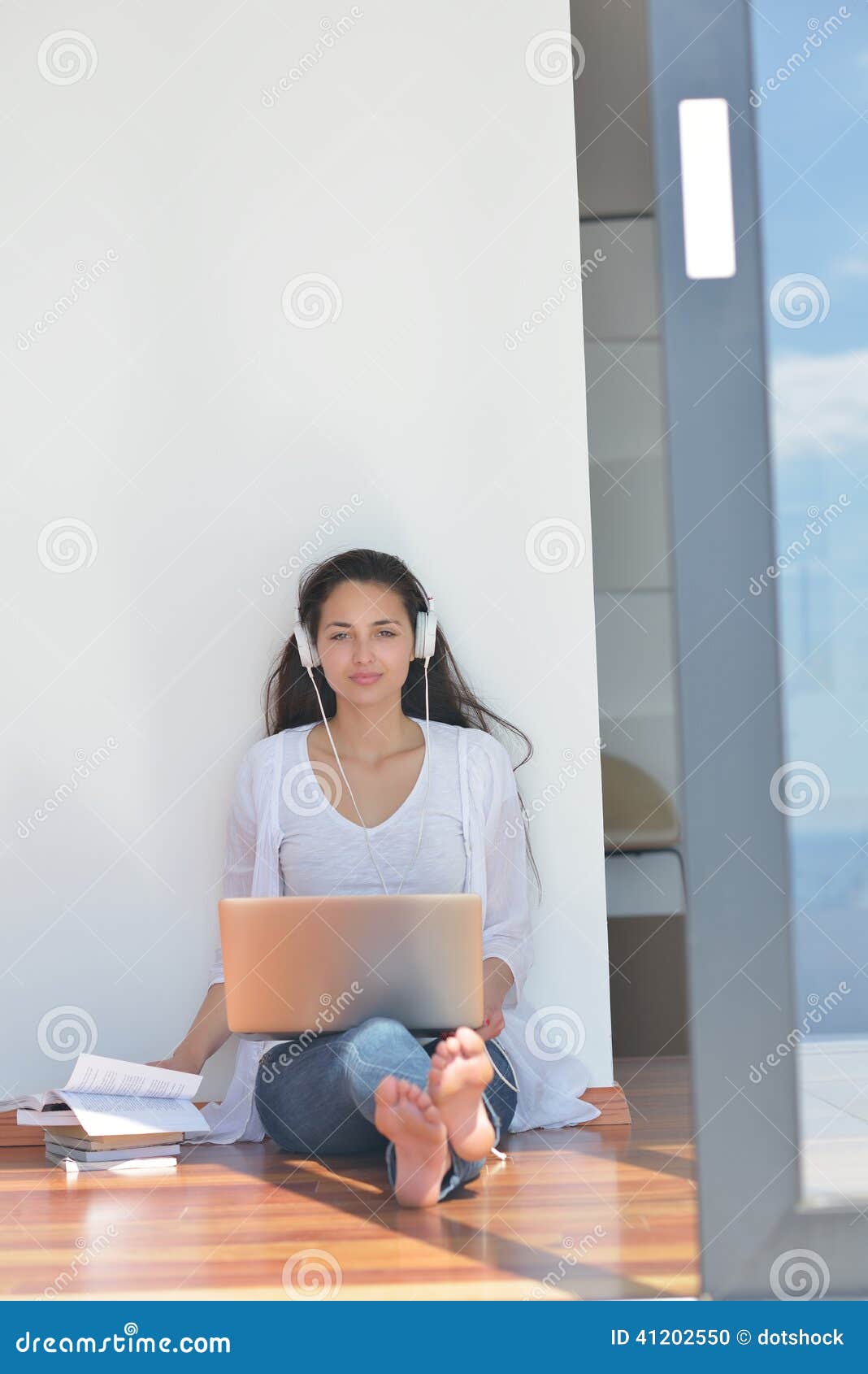 Mujer Joven Relajada En Casa Foto de archivo - Imagen de aislado ...