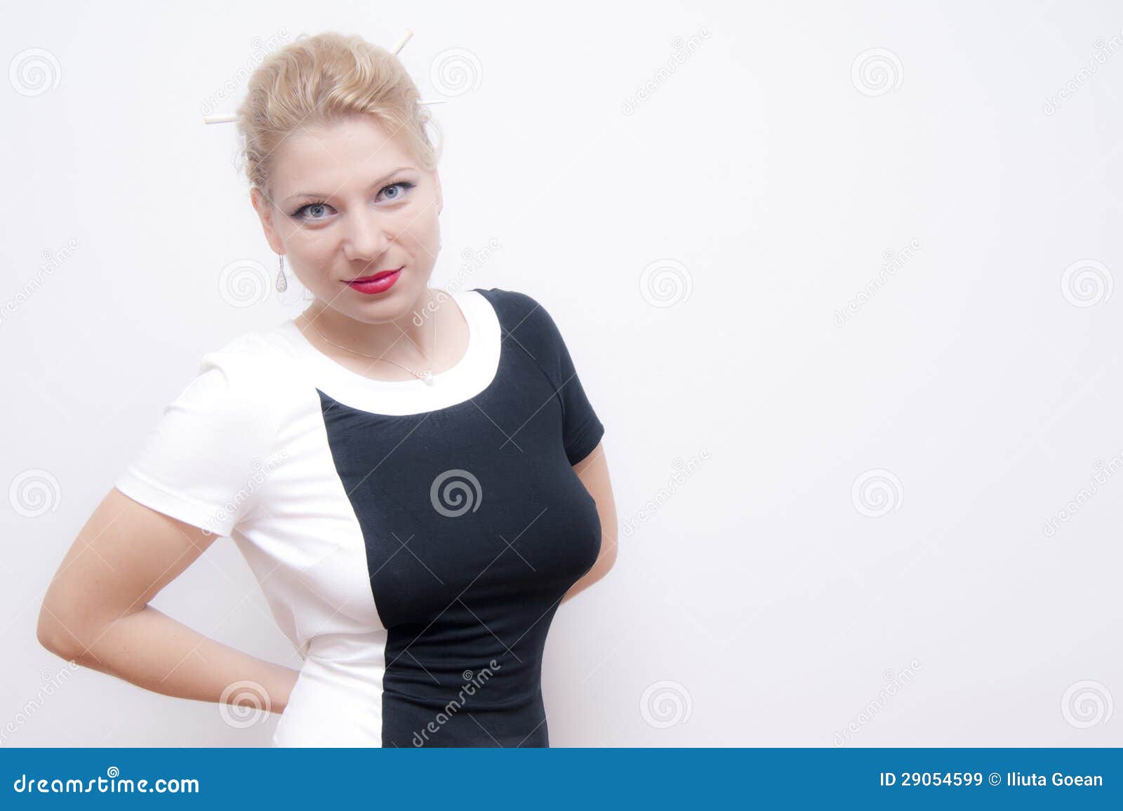 Mujer Joven Rubia Pechugona Imagen de archivo - Imagen de rubio, hembra ...