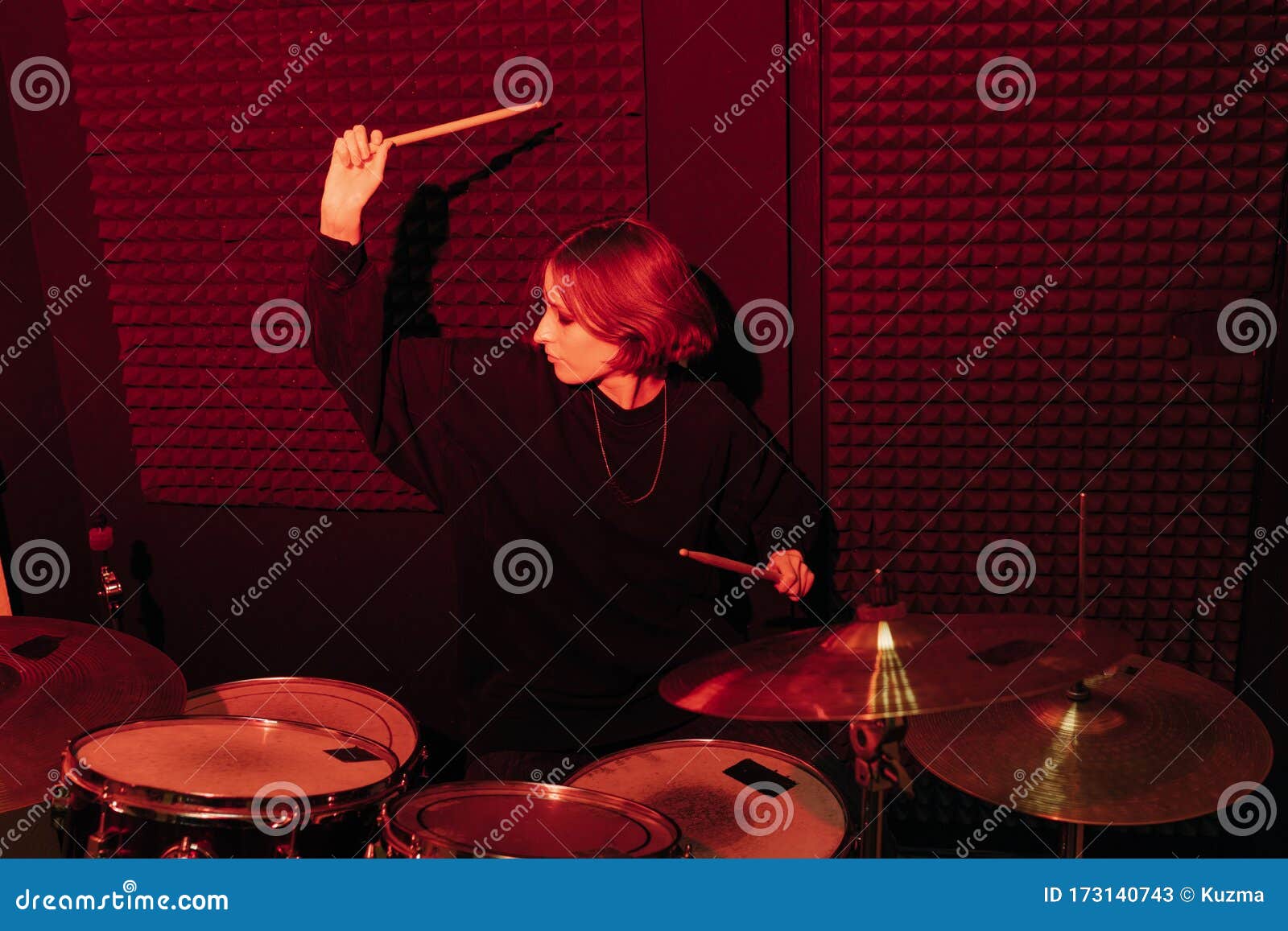 Mujer Joven Tocando Tambores Imagen de archivo - Imagen de persona ...