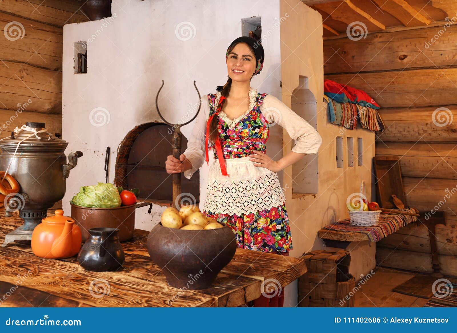 Mujer Joven Vestida En Ropa Rusa Tradicional Foto de archivo - Imagen ...