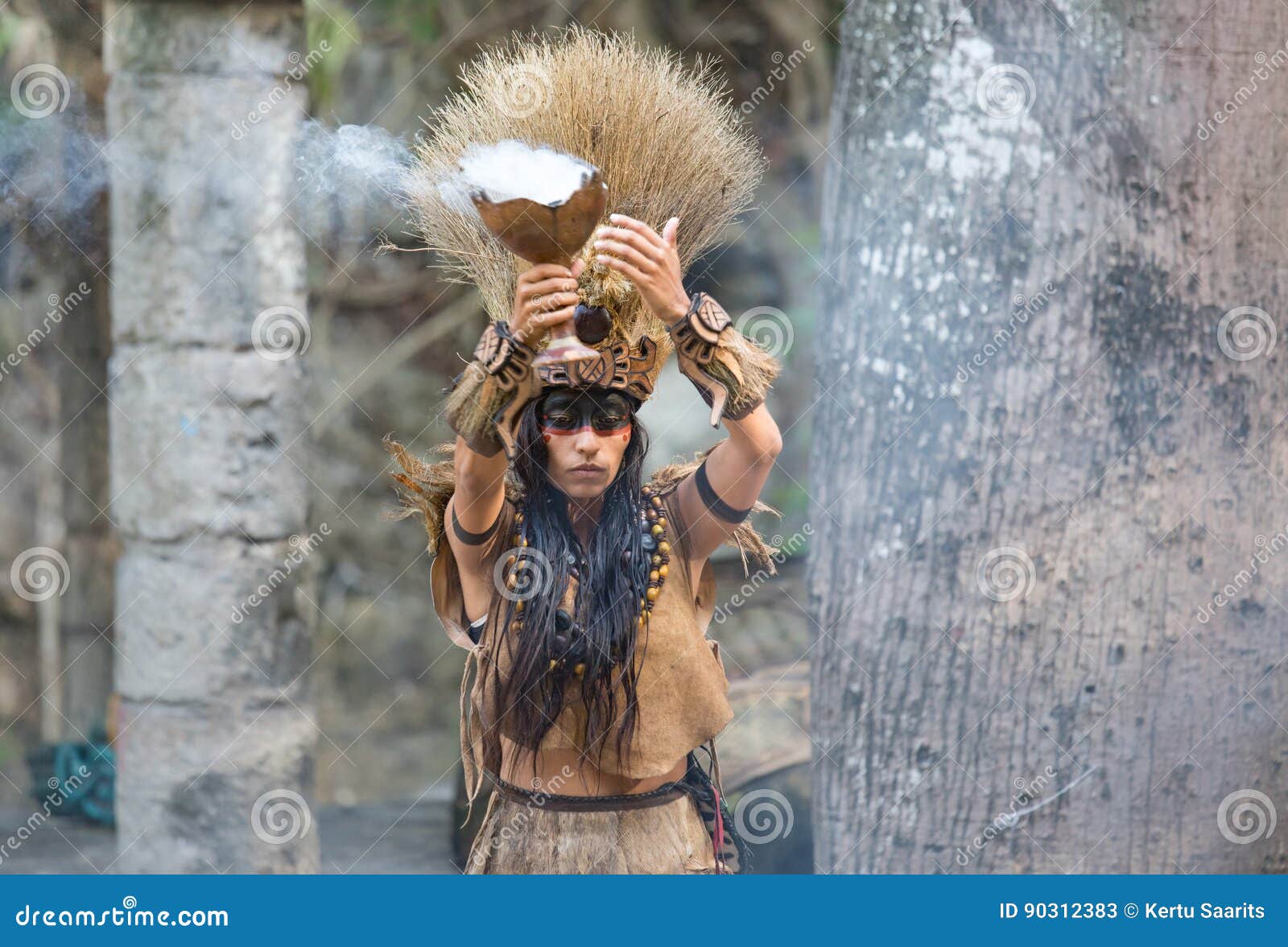 Mujer Joven Vestida En Traje Maya Foto de archivo editorial - Imagen de ...