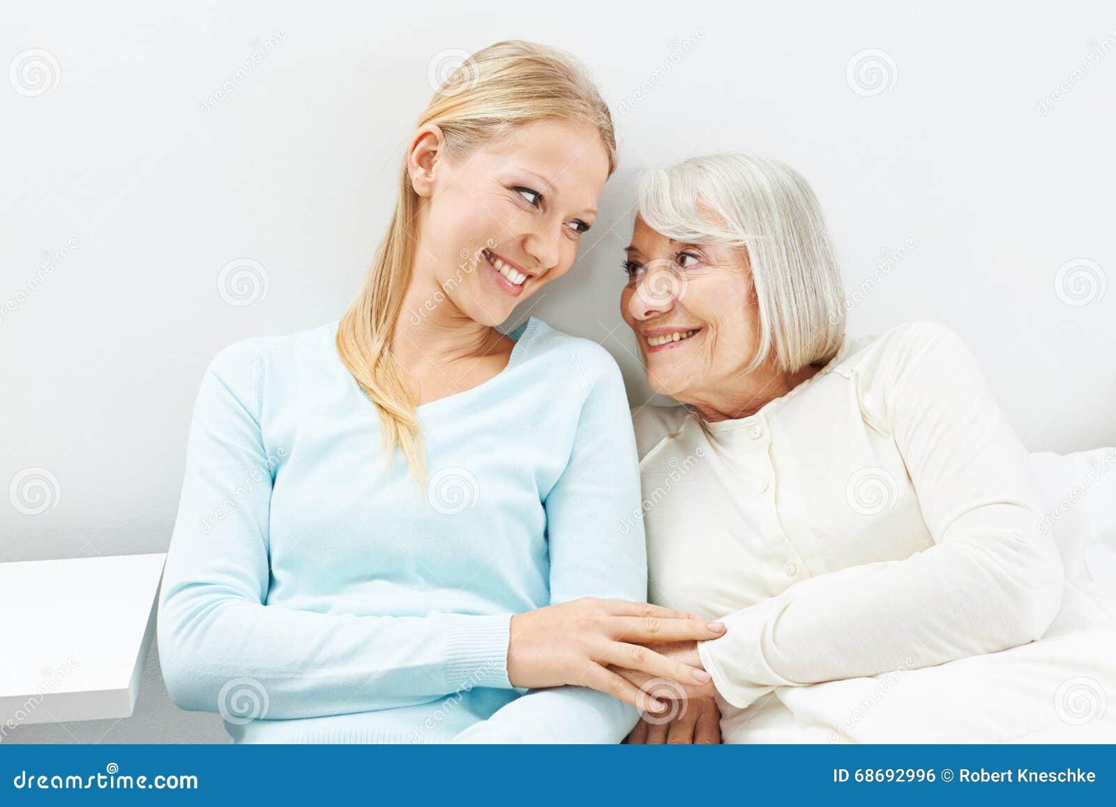 Mujer Joven Y Vieja Sonrisa Mayor De La Mujer Foto de archivo - Imagen ... Mujer Joven Y Vieja Sonrisa Mayor De La Mujer Foto de archivo - Imagen ...