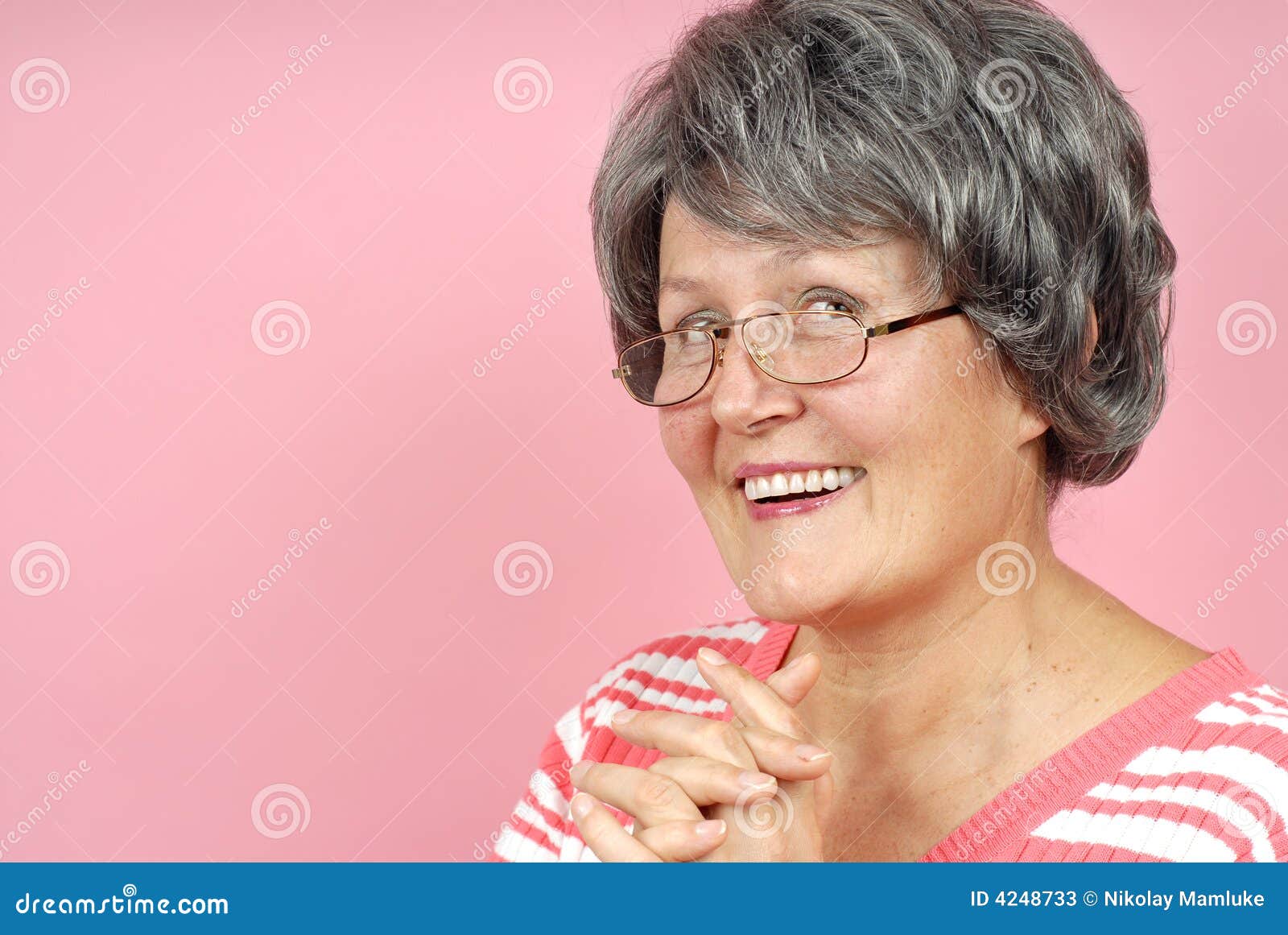 Mujer jubilada feliz imagen de archivo. Imagen de hembra - 4248733