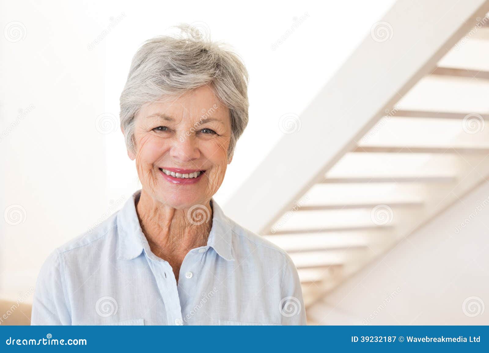 Mujer Jubilada Que Sonríe En La Cámara Imagen de archivo - Imagen de ...