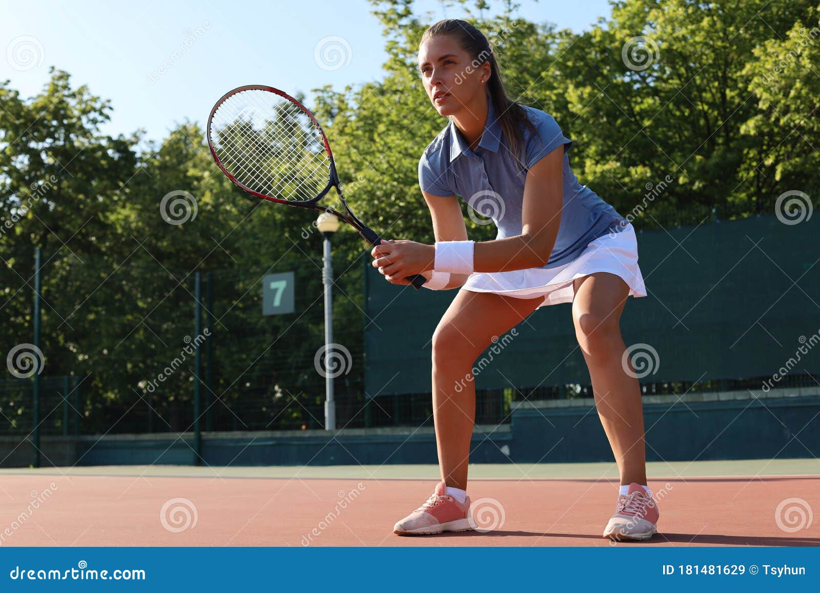Mujer Jugando Al Tenis Y Esperando El Servicio Imagen de archivo ...