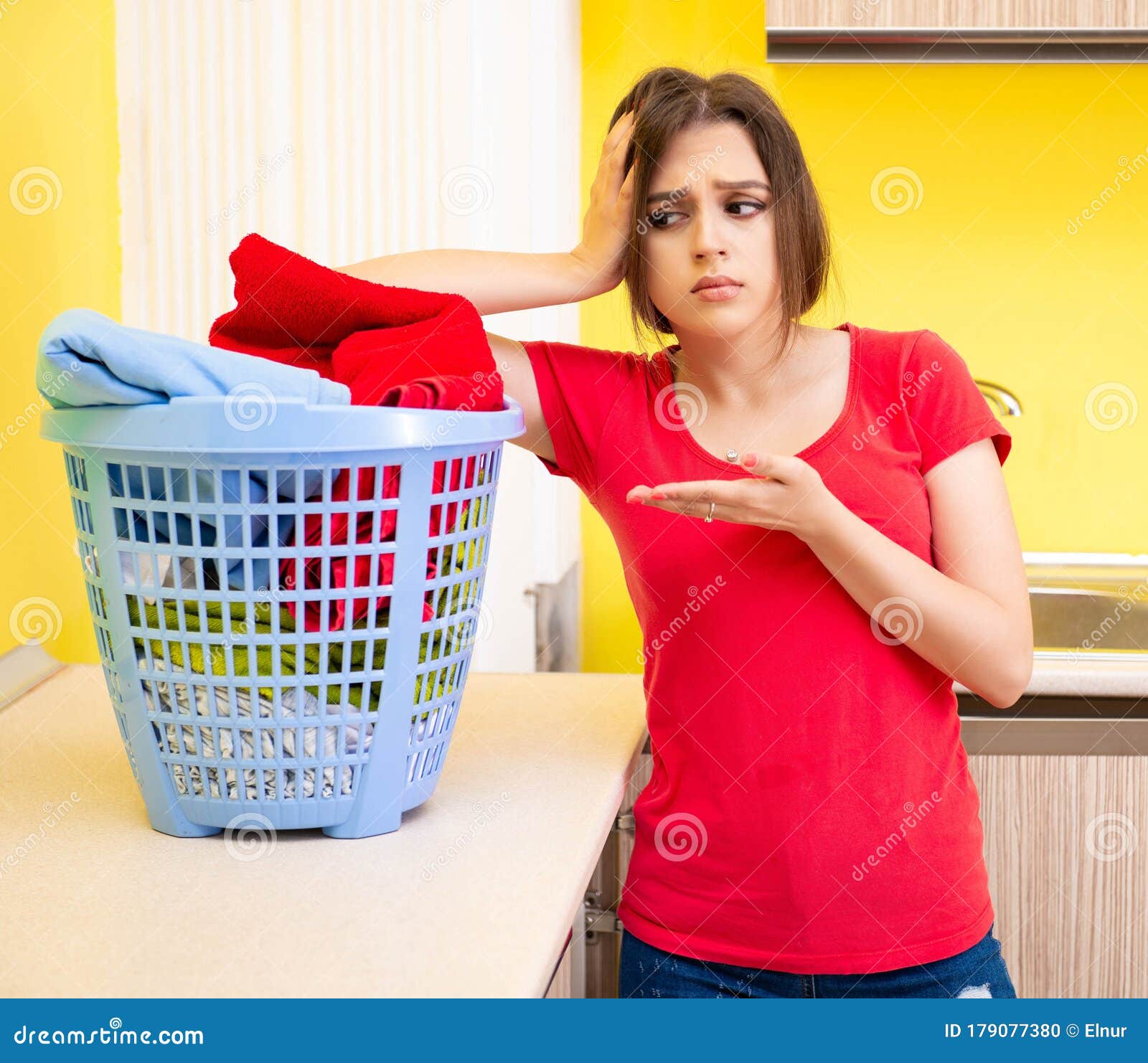 Mujer Lavando La Ropa En Casa Foto de archivo - Imagen de ropa ...