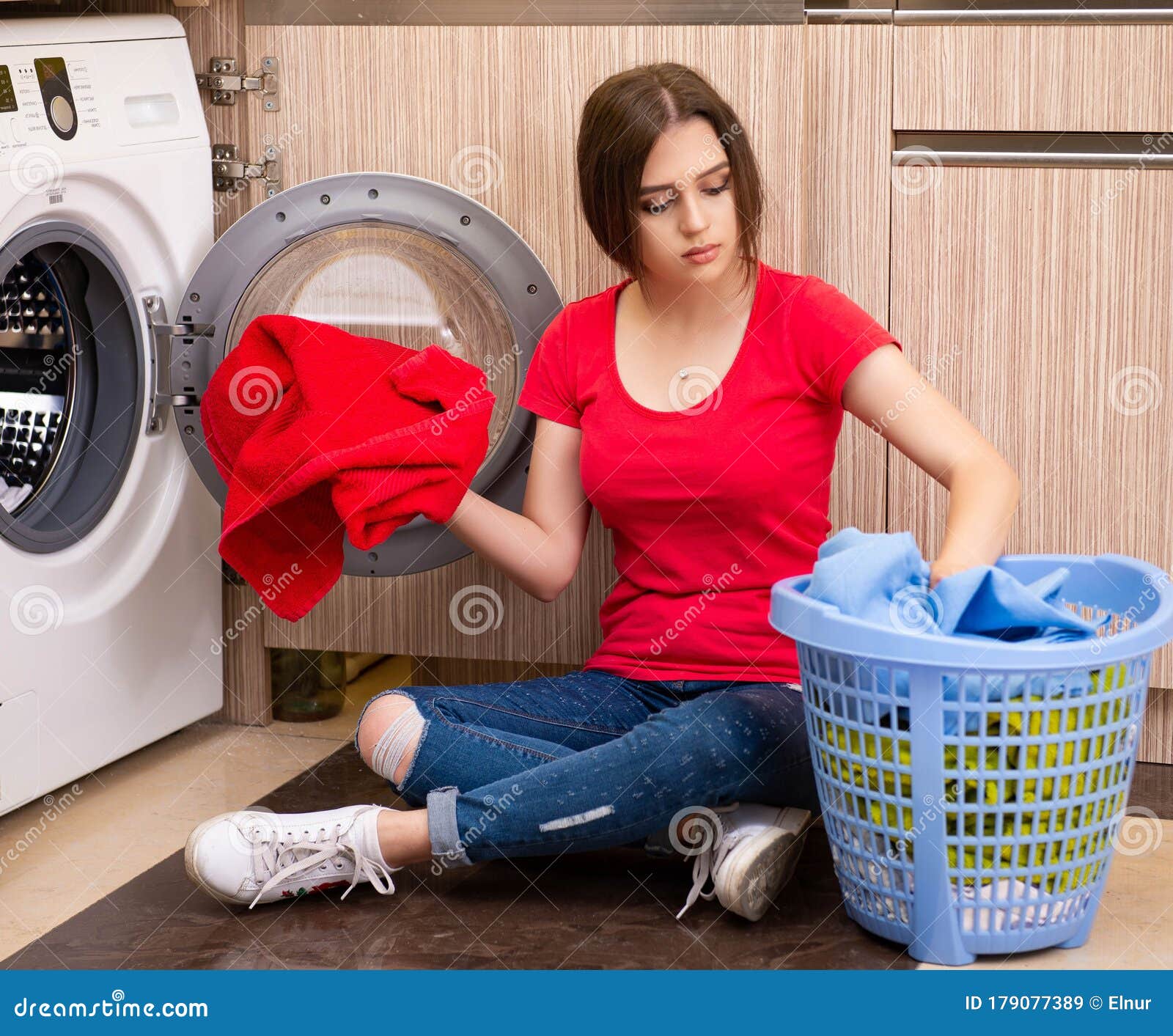 Mujer Lavando La Ropa En Casa Imagen de archivo - Imagen de secador ...