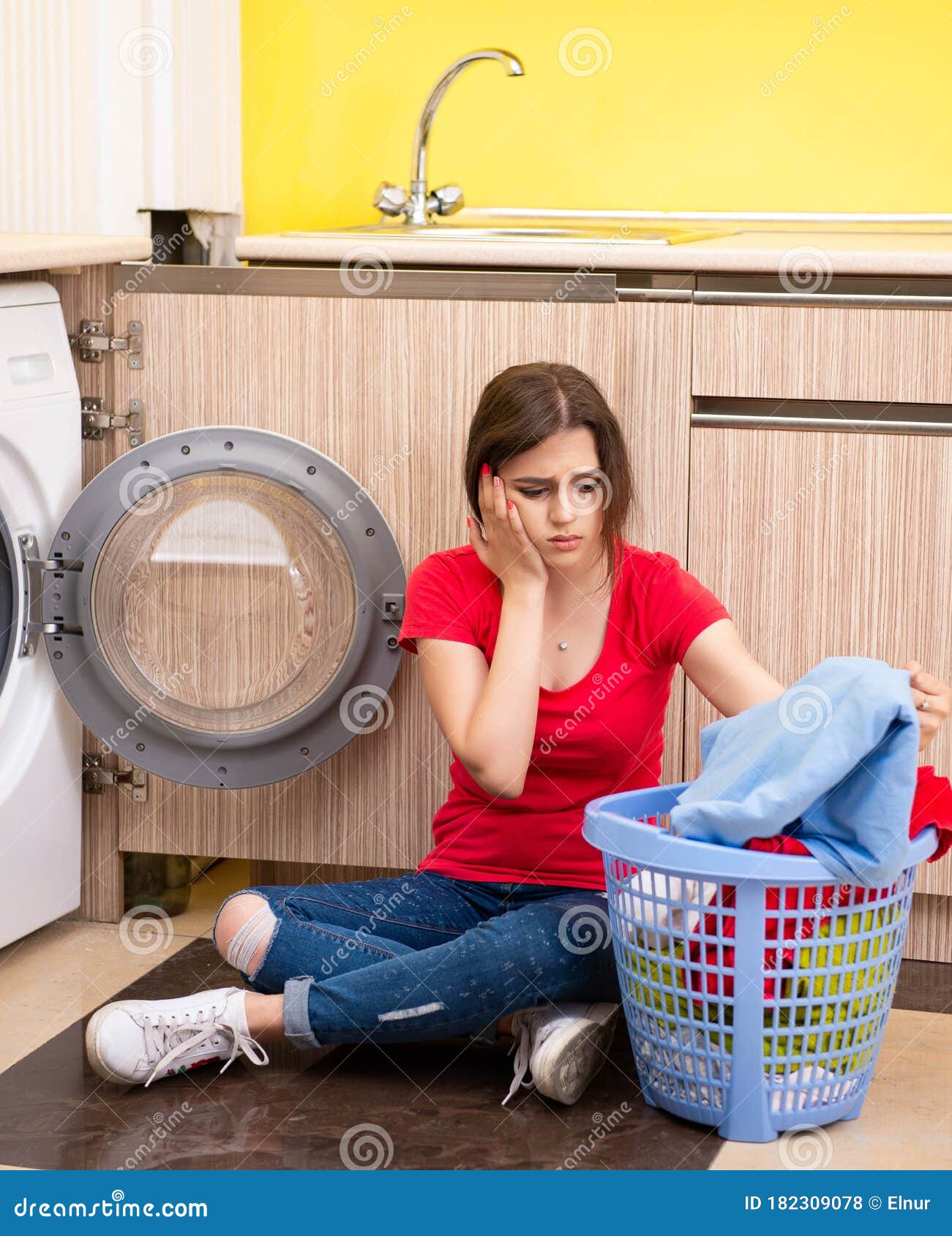 Mujer Lavando La Ropa En Casa Foto de archivo - Imagen de cesta, bueno ...