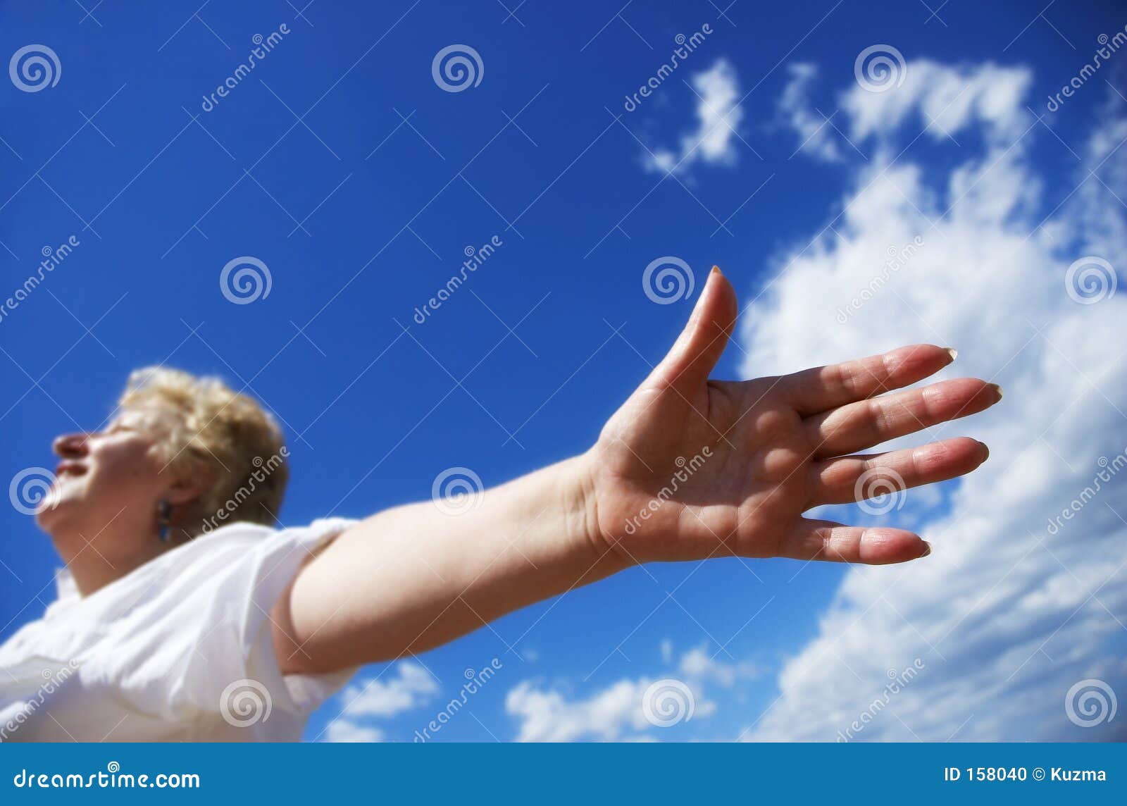 Mujer Libre En El Fondo Del Cielo Foto de archivo - Imagen de gente ...