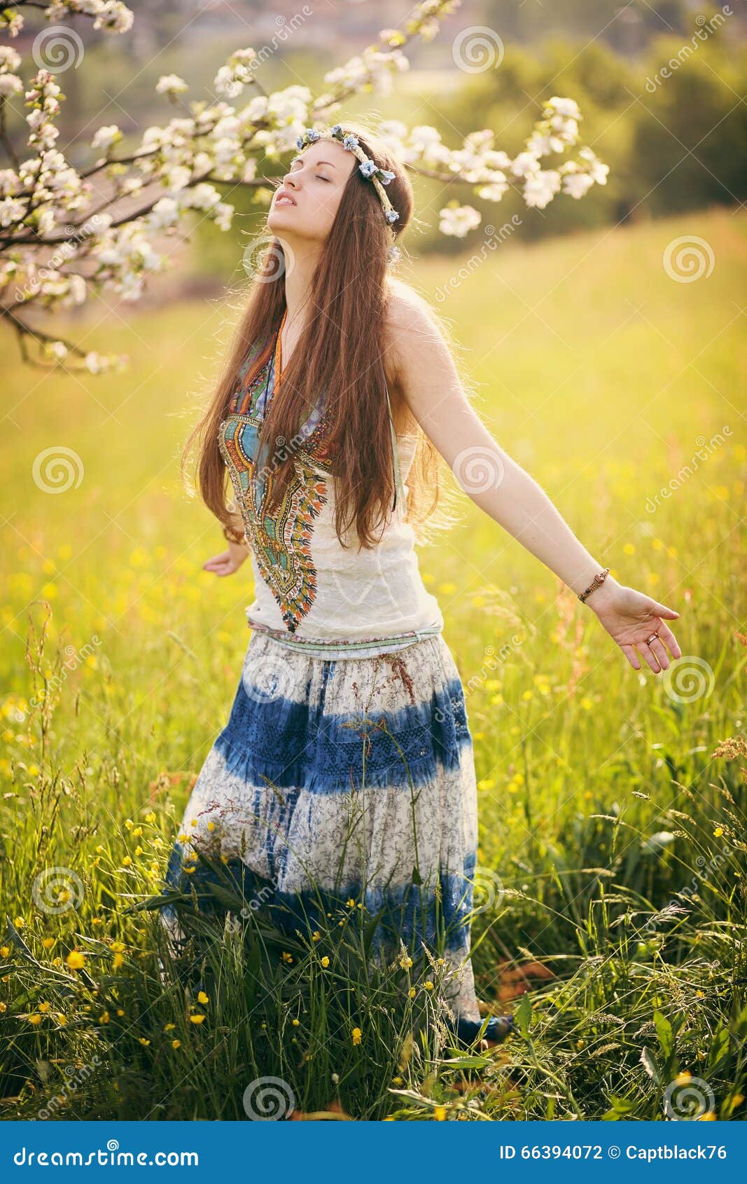 Mujer Libre Hermosa En Un Campo Foto de archivo - Imagen de hermoso ...