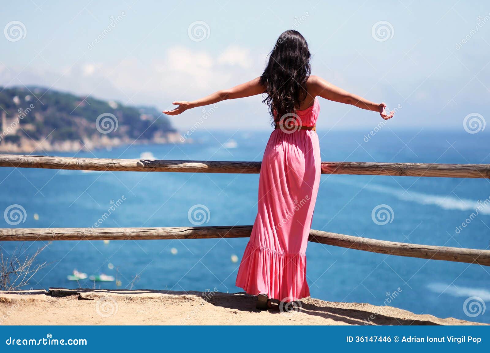 Mujer Libre Que Disfruta De Paisaje Foto de archivo - Imagen de ...