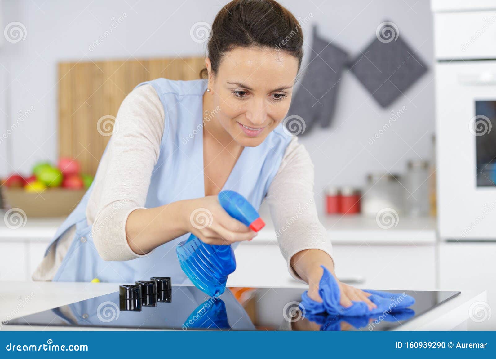 Mujer limpiando en casa foto de archivo. Imagen de mano - 160939290