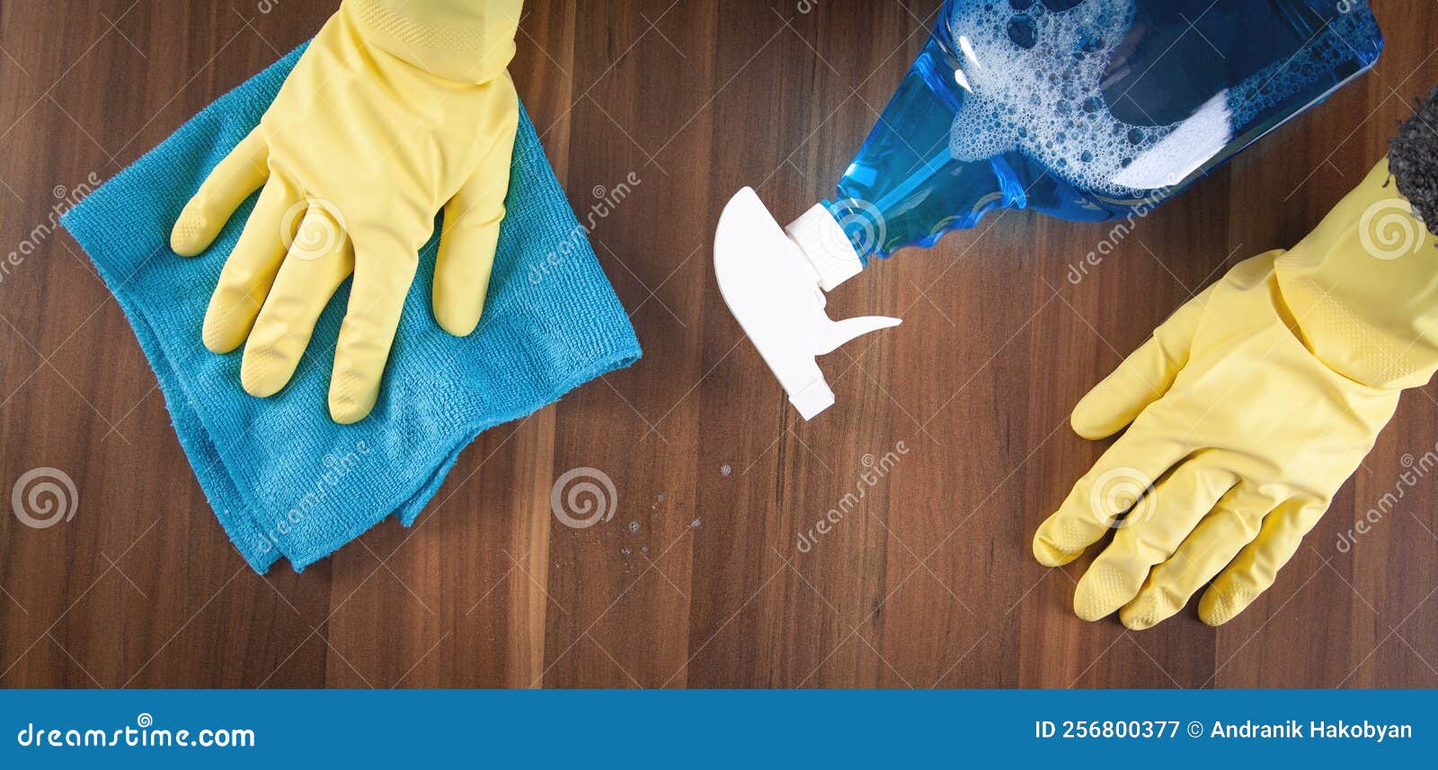 Mujer Limpiando Mesa De Madera En Casa Imagen de archivo - Imagen de ...